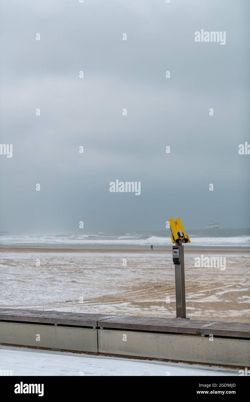 Telescope on the beach hi-res stock photography and images - Alamy