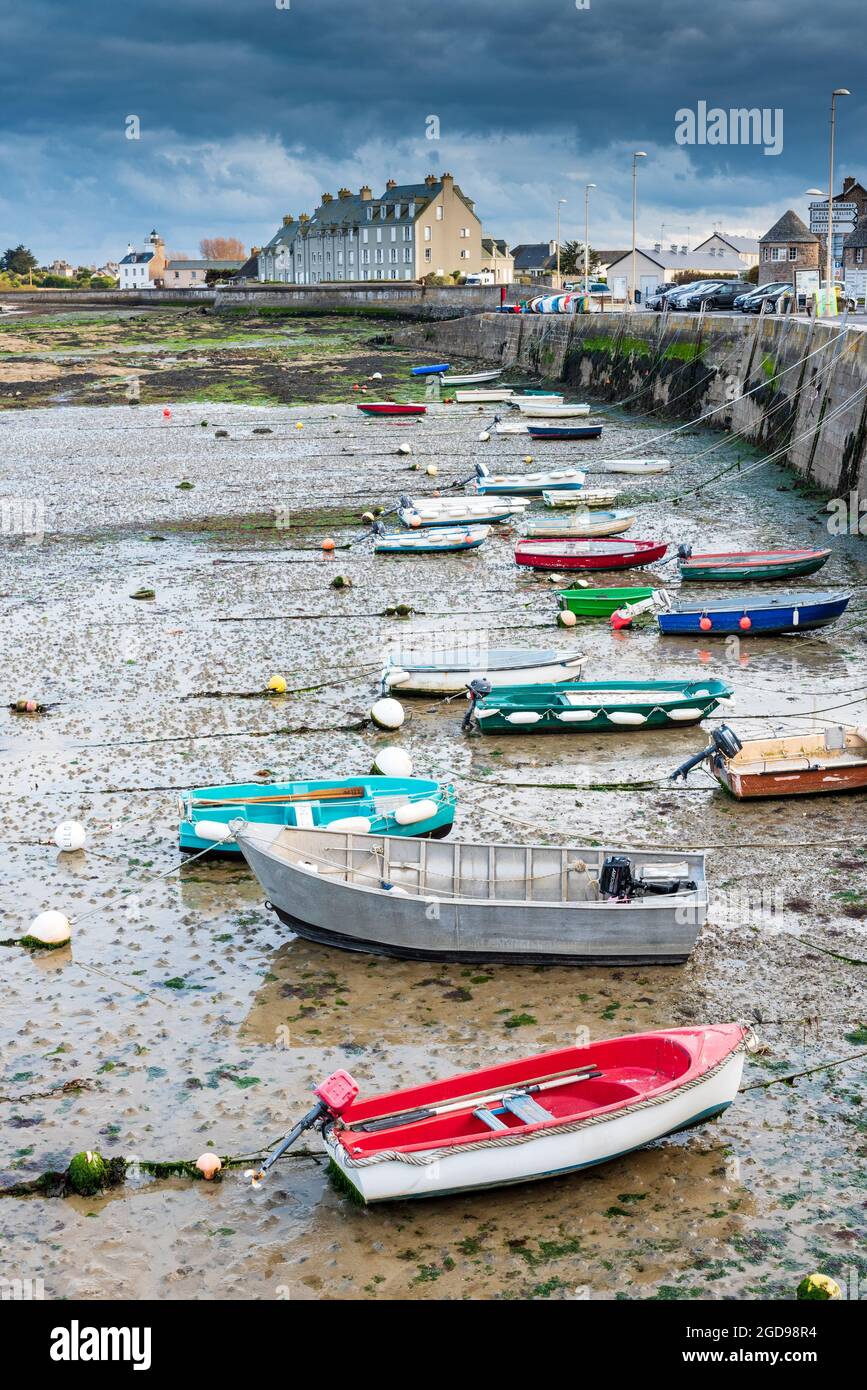 Port de Barfleur à marée basse, France, Normandie, Printemps Stock ...