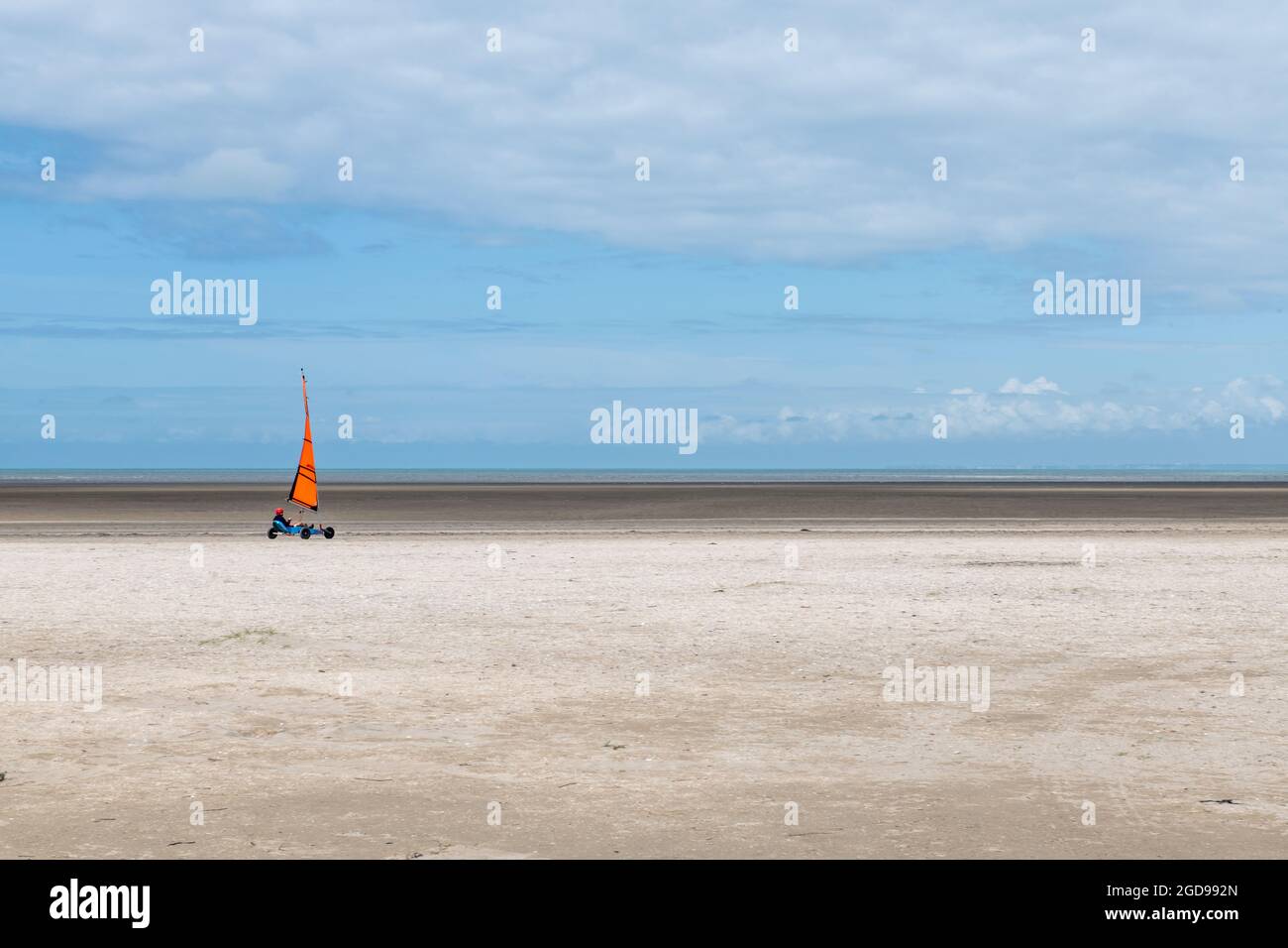 Char à voile sur la plage de Cherrueix, France, Ille-et-Vilaine, été ...