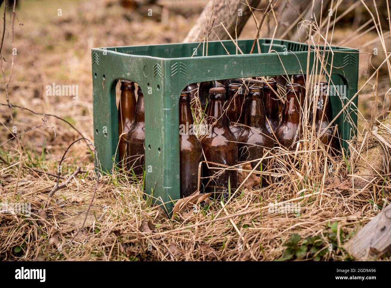 Empty beer bottles crate hi-res stock photography and images - Alamy