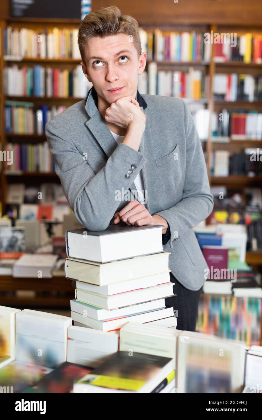 Man teacher bookstore college hi-res stock photography and images - Alamy