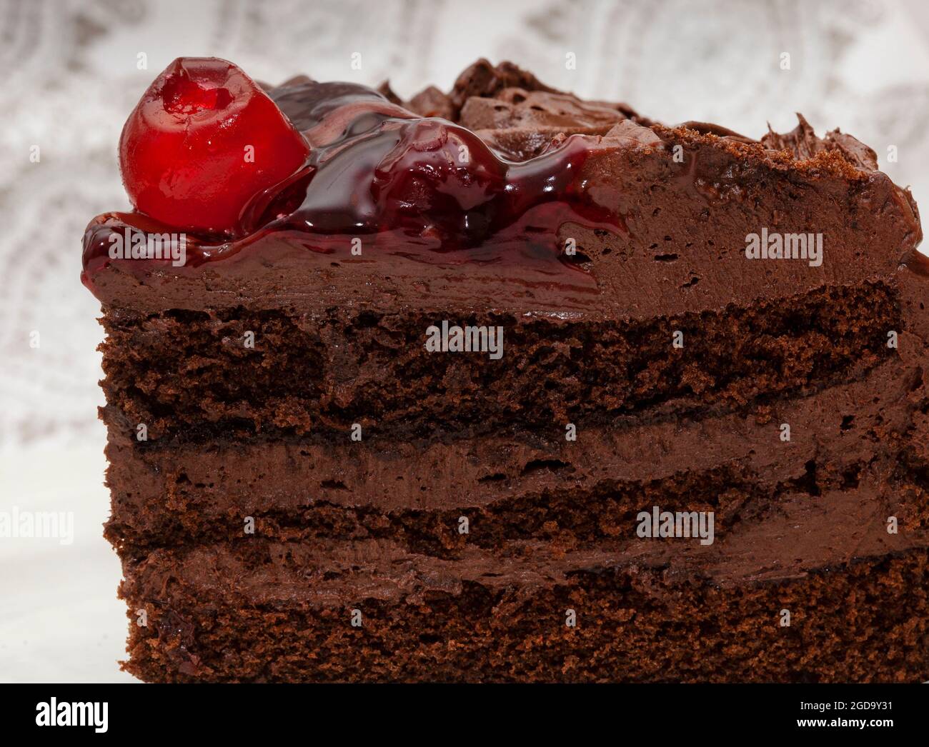 Rich chocolate cake layered hi-res stock photography and images - Alamy