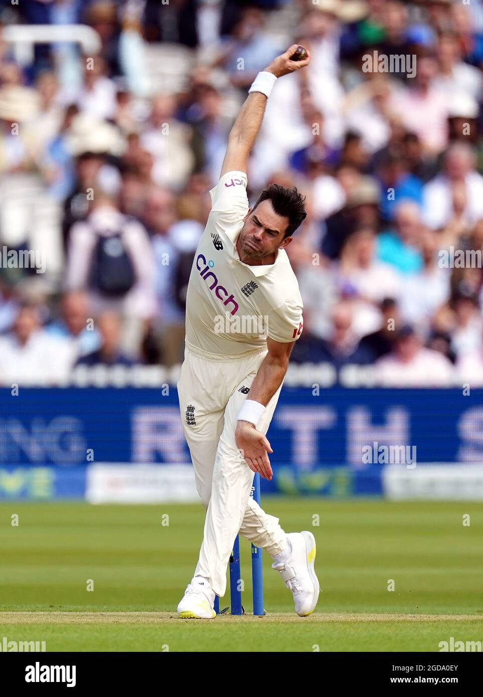 James anderson bowling hi-res stock photography and images - Alamy