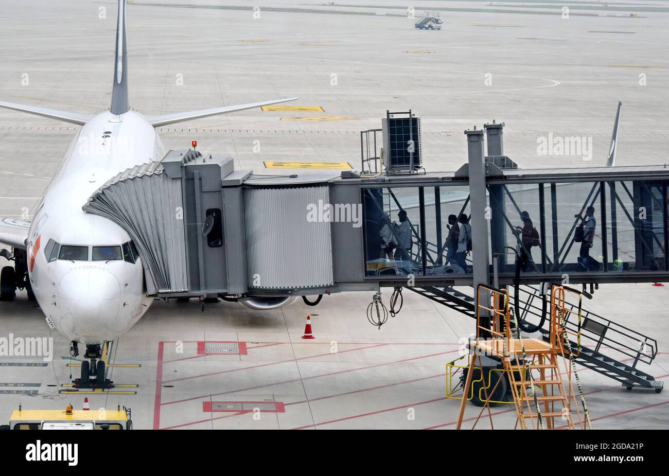 (210812) -- QINGDAO, Aug. 12, 2021 (Xinhua) -- Passengers board the ...
