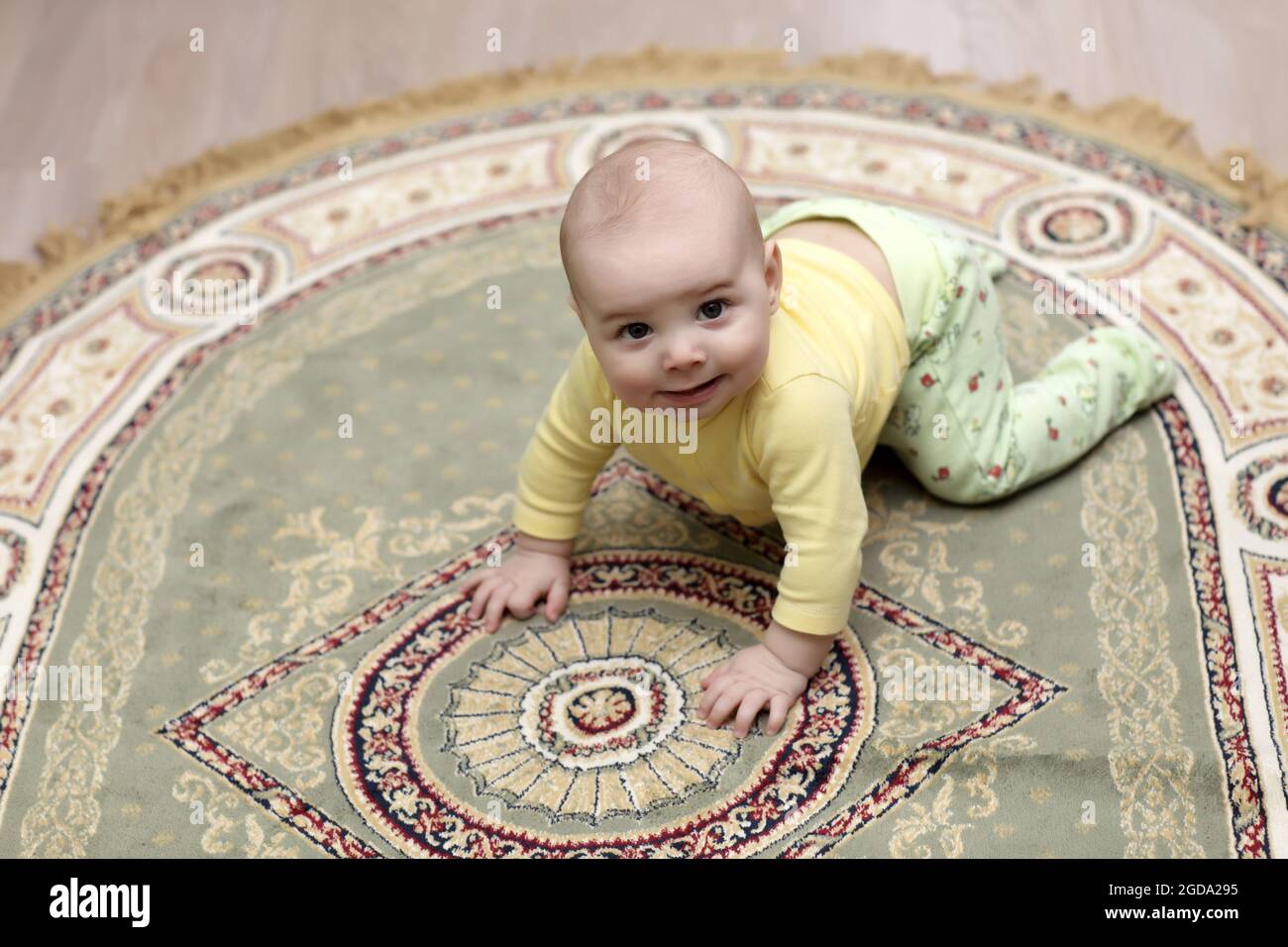 Creeping pose hi-res stock photography and images - Alamy