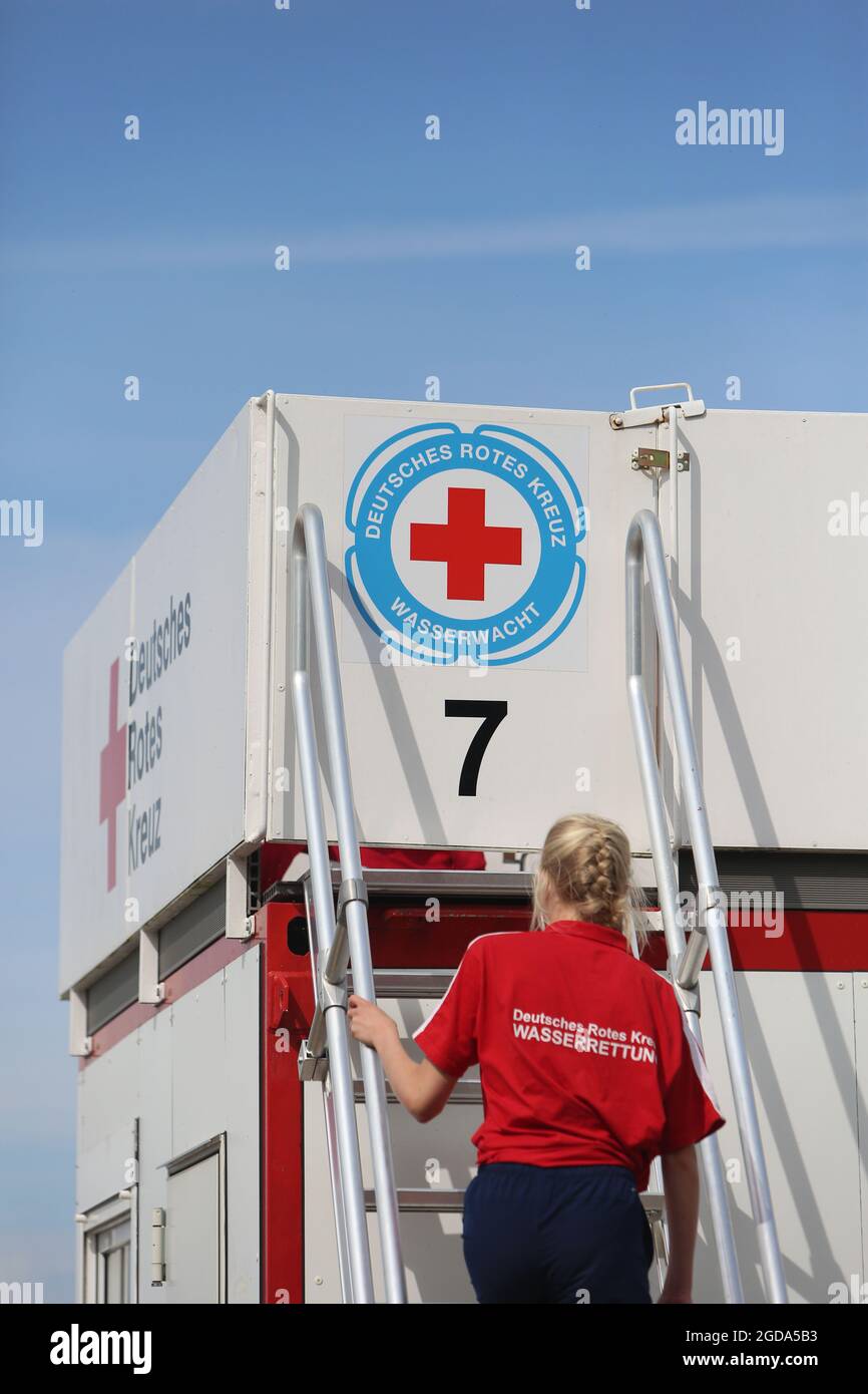 Zingst, Germany. 09th Aug, 2021. A lifeguard goes to the observation ...