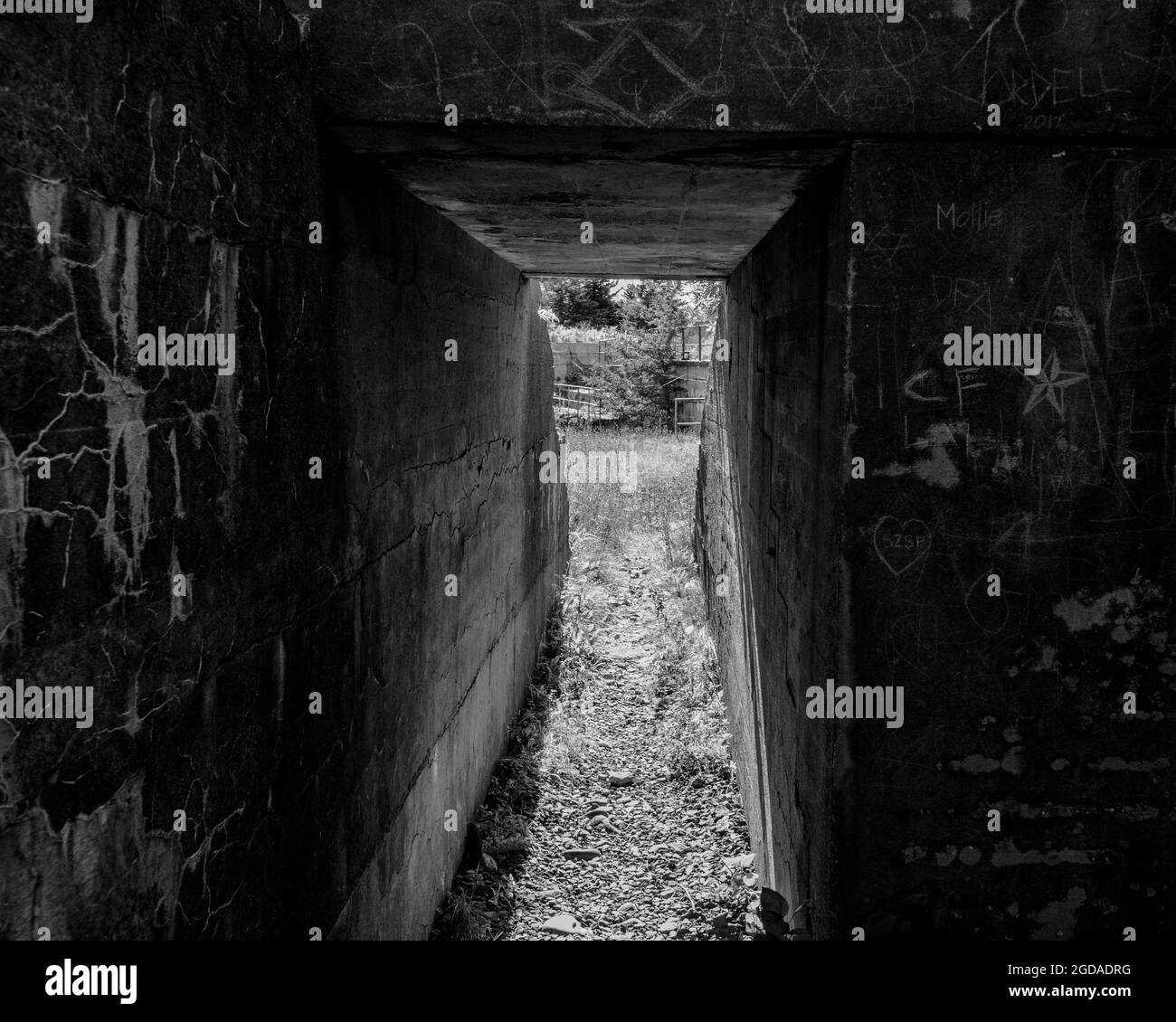 stone passageway in fort ives between to buildings Stock Photo - Alamy