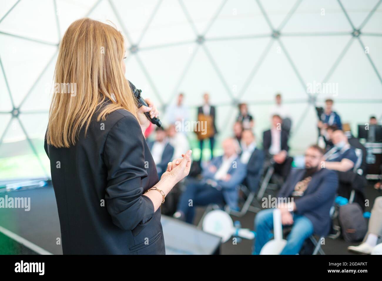 Startup girl leader speaks at pitch session Stock Photo - Alamy