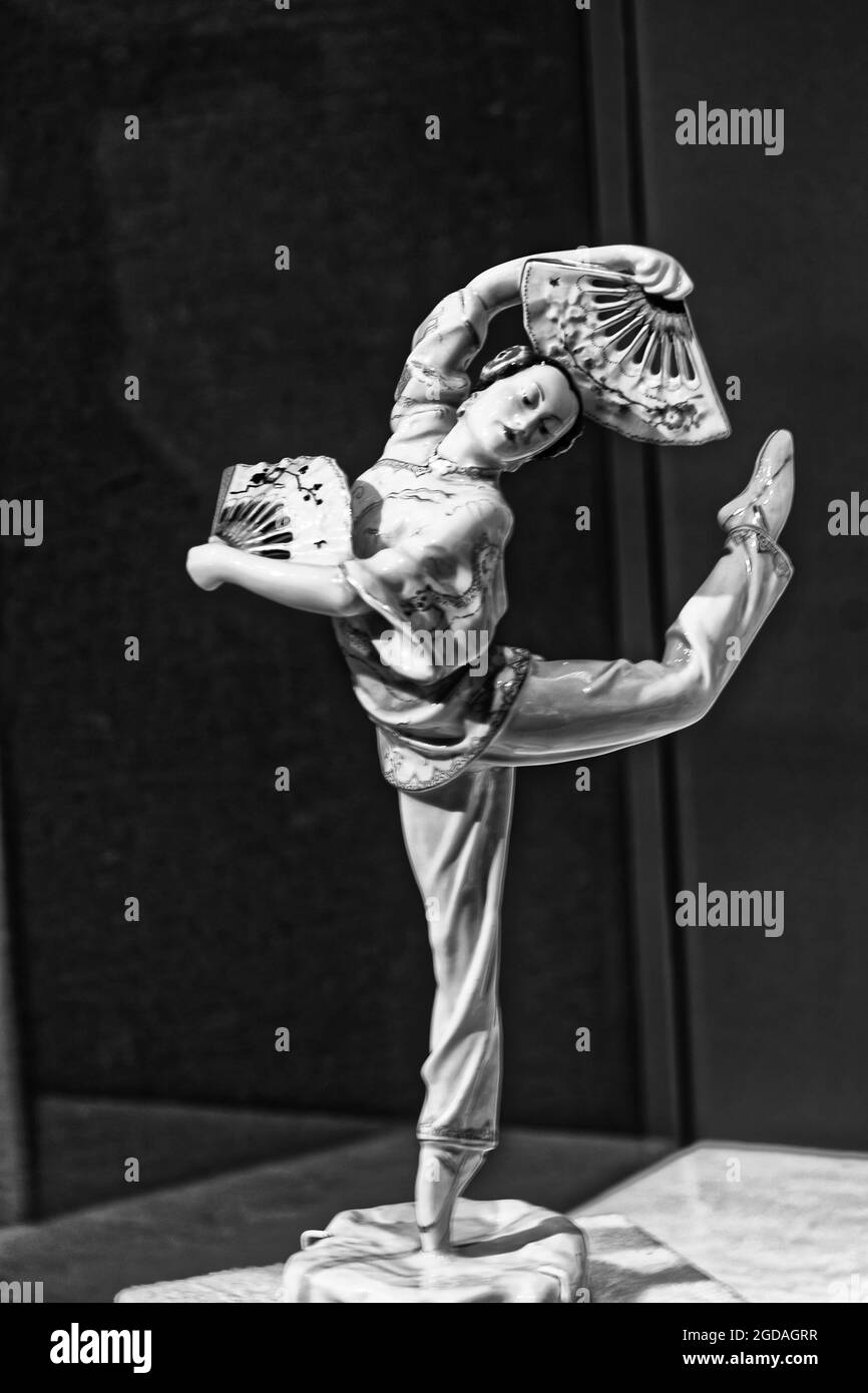 Photo porcelain sculpture Dancer Stock Photo - Alamy