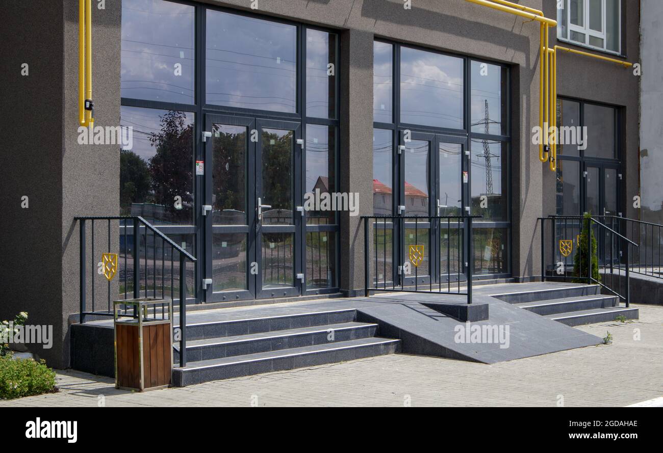 Construction primarily for shops, offices and commercial premises. Sale ...