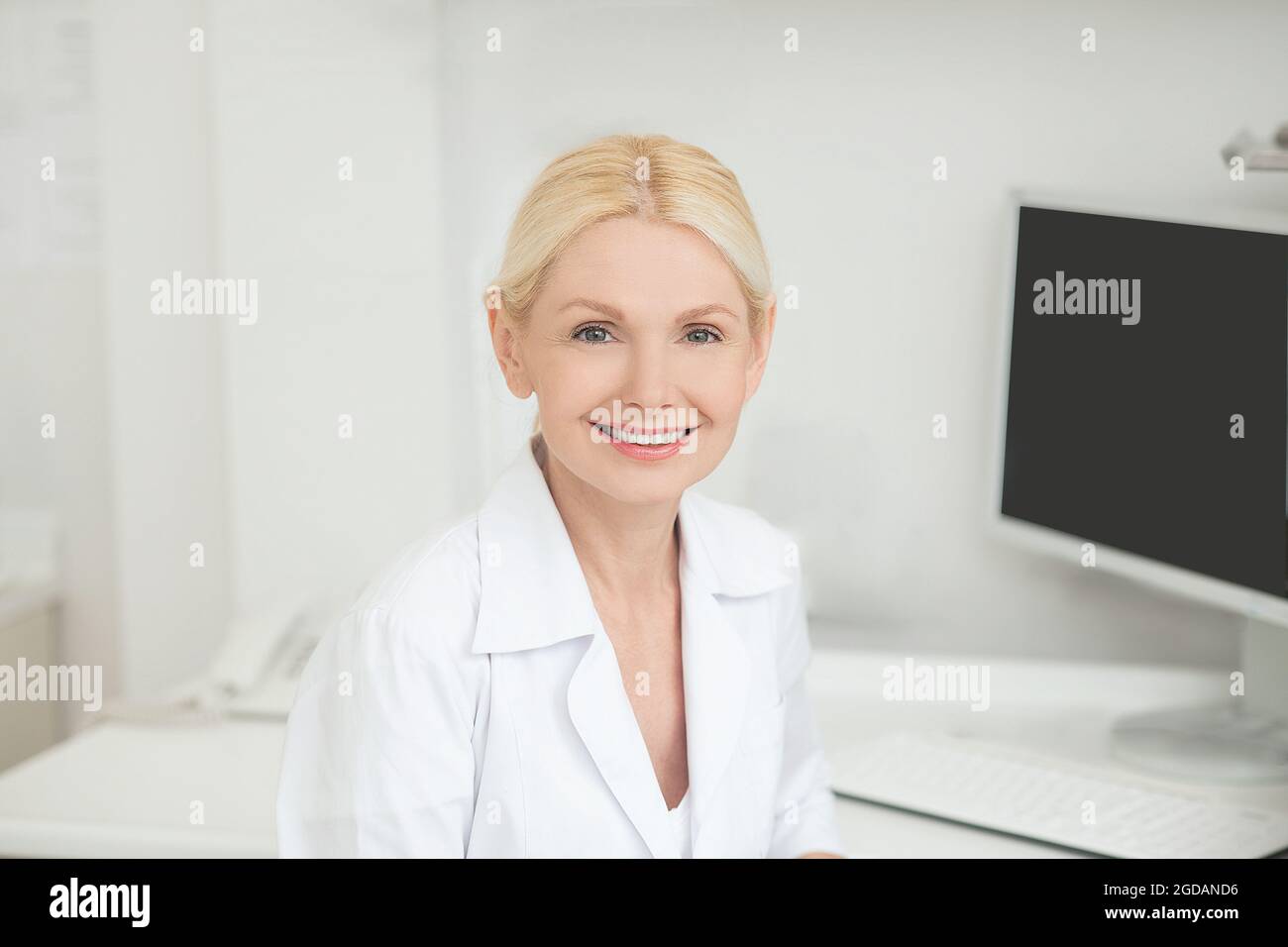 Patient robe hi-res stock photography and images - Alamy