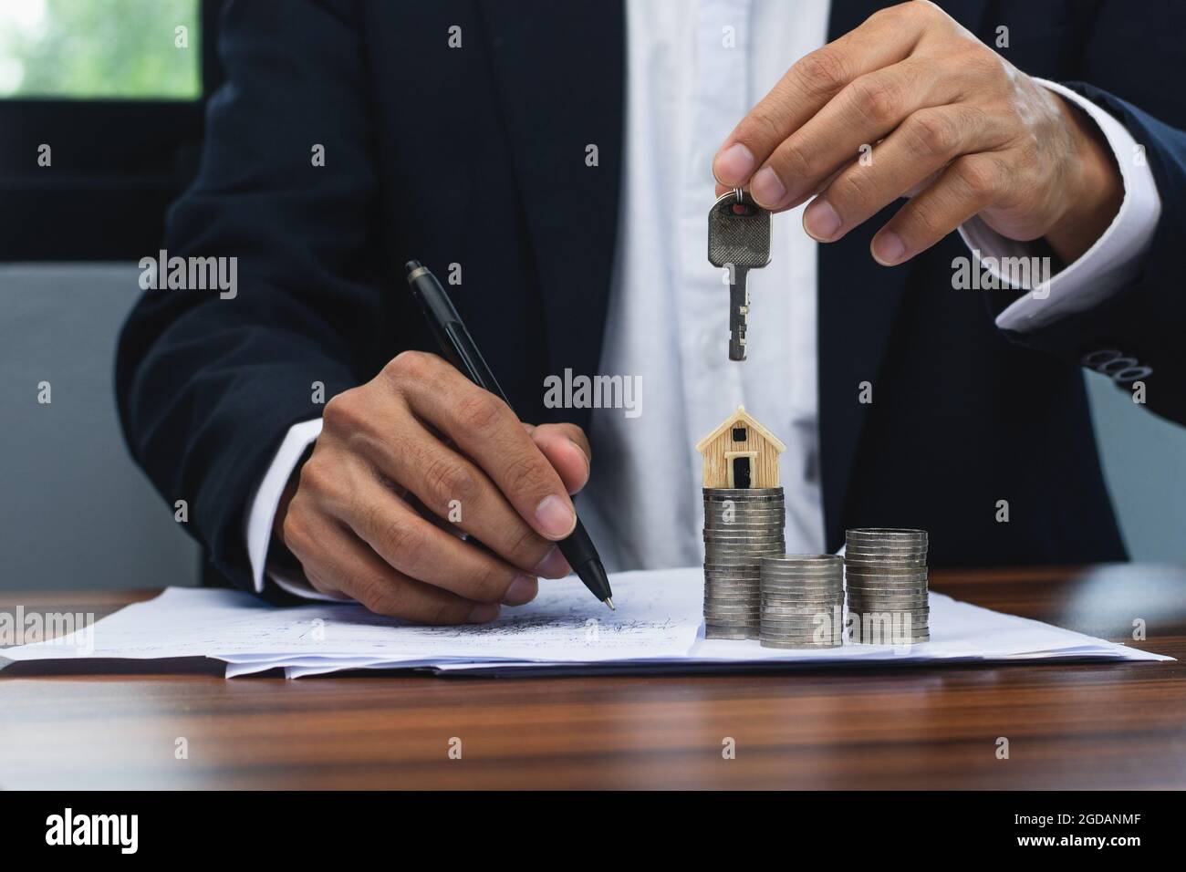 Man signs document form hi-res stock photography and images - Alamy