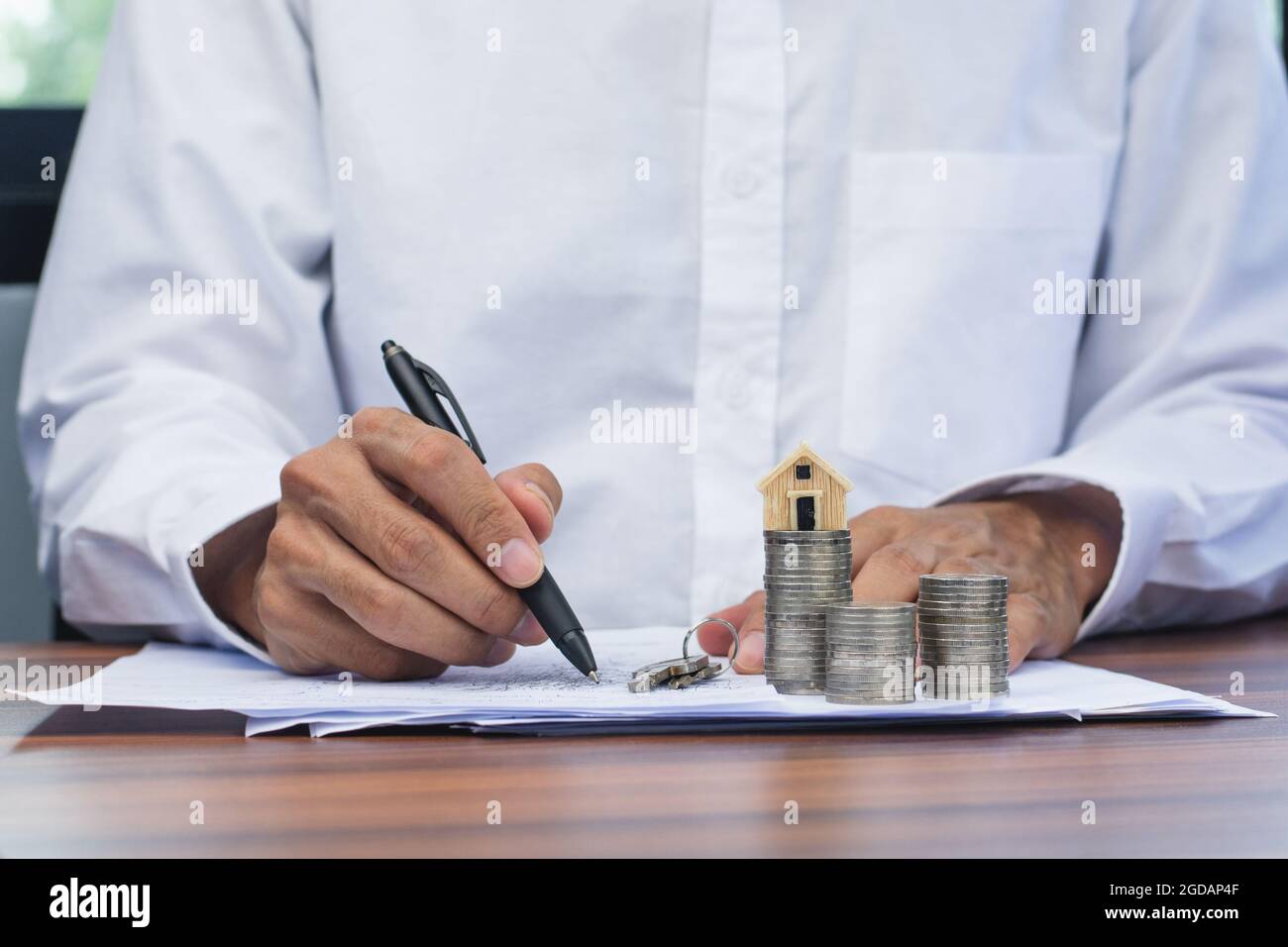 Man signs document form hi-res stock photography and images - Alamy