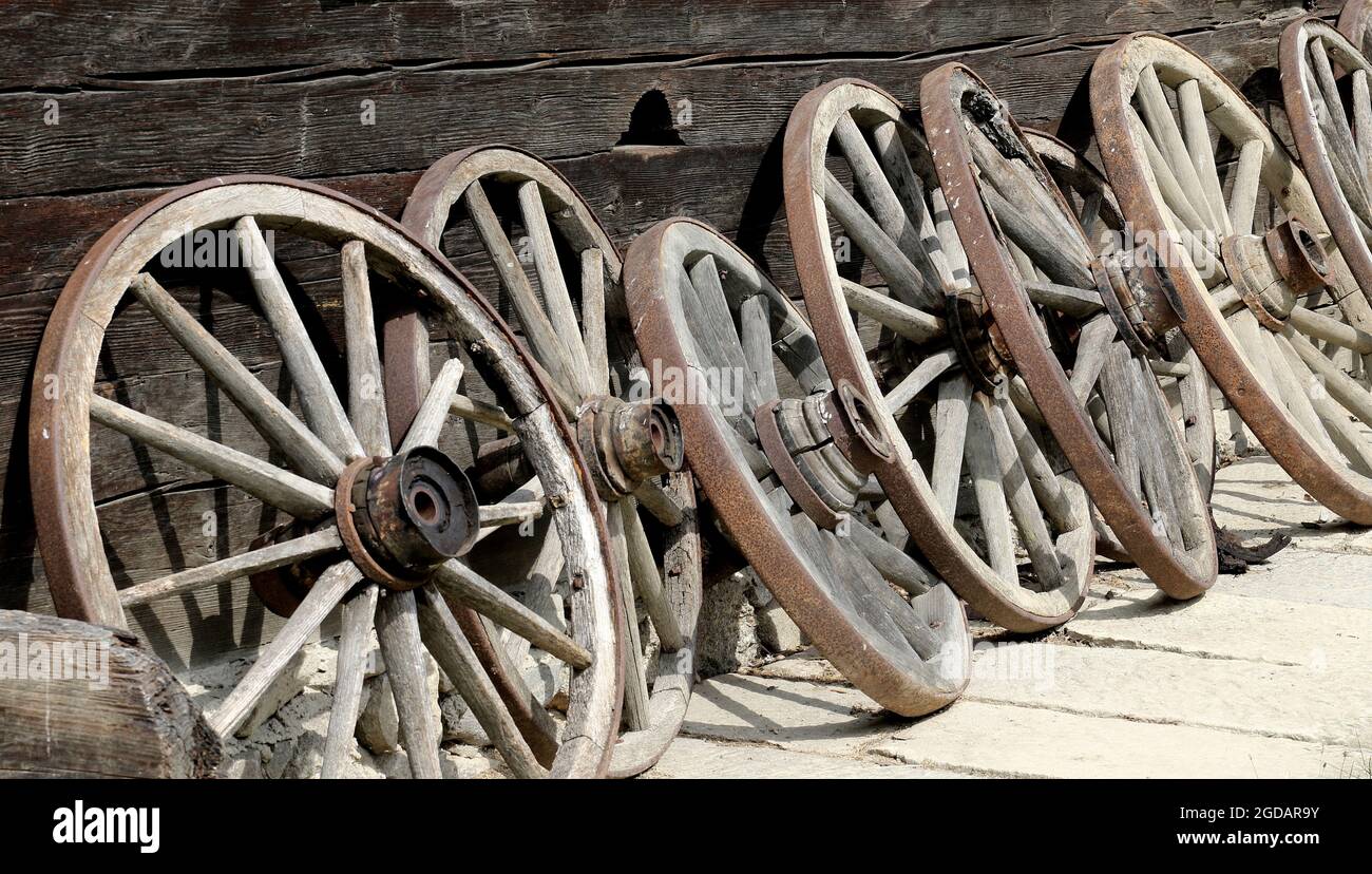 Carriage wheels hi-res stock photography and images - Alamy