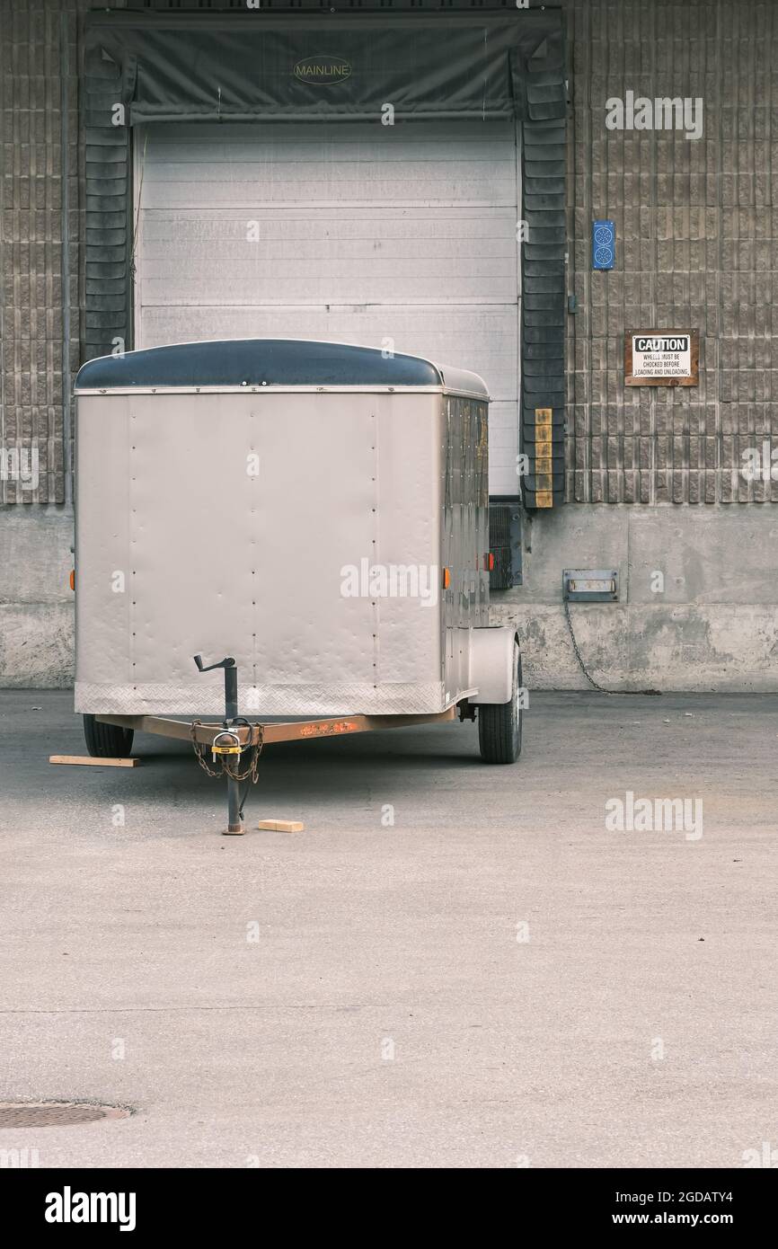 Cargo trailer parked in front of factory Loading bay Stock Photo - Alamy