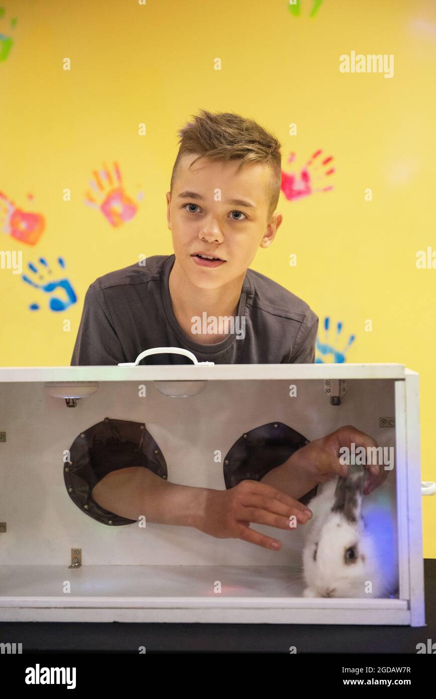 Child guessing box hi-res stock photography and images - Alamy