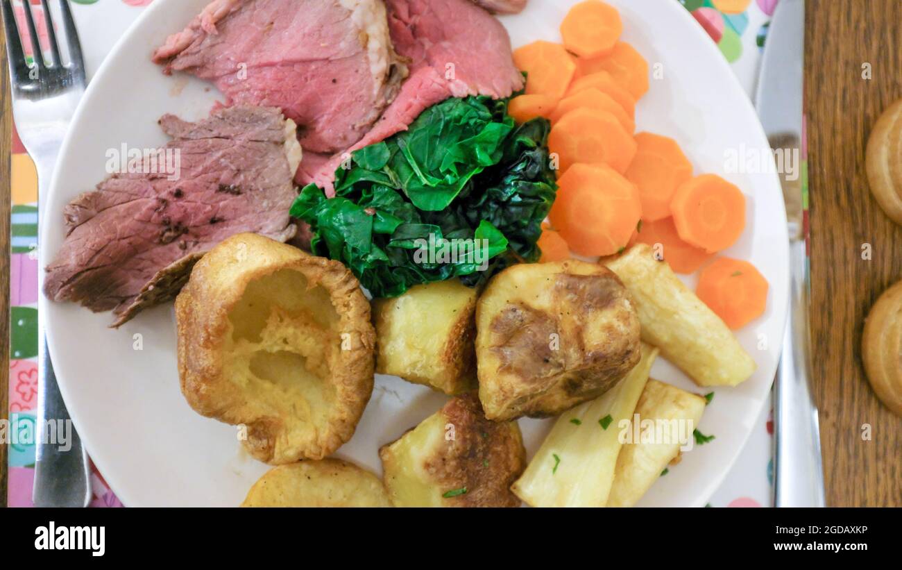 Rare roast beef and Yorkshire pudding roast beef dinner Stock Photo - Alamy