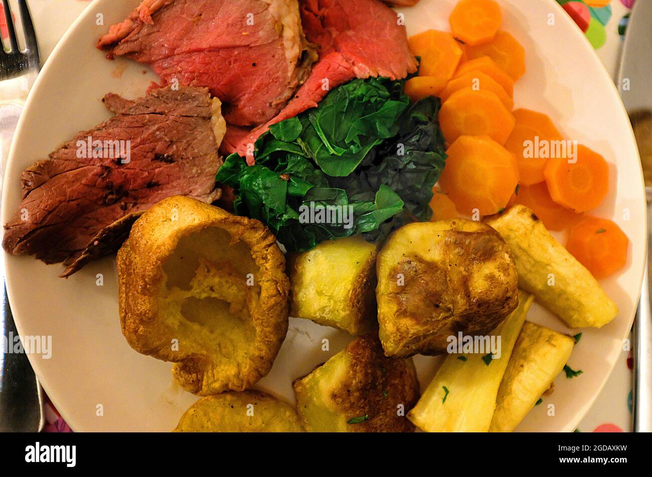Rare roast beef and Yorkshire pudding roast beef dinner Stock Photo - Alamy