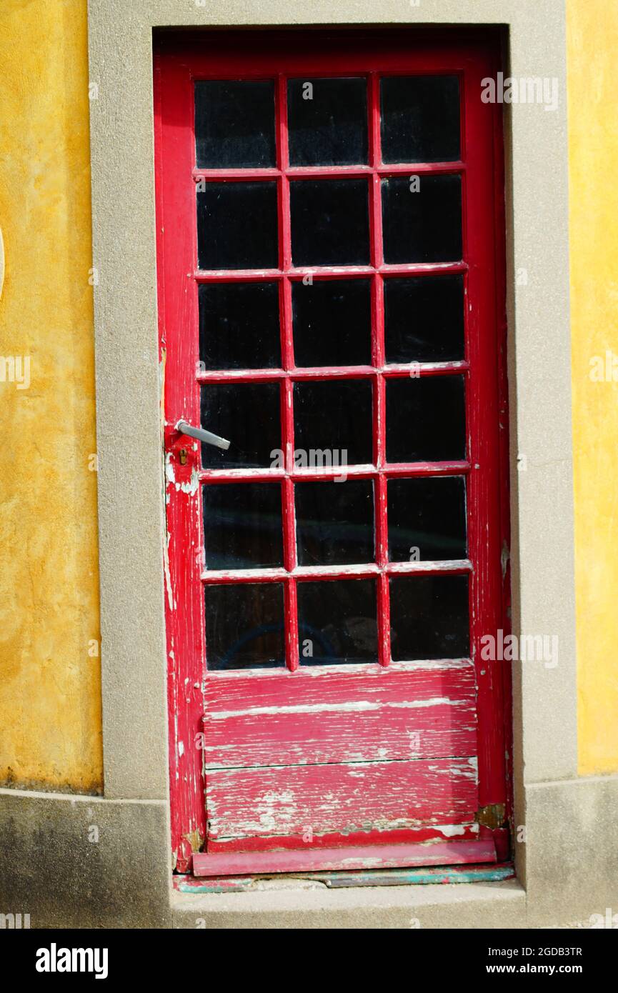 Little red door paris hi-res stock photography and images - Alamy