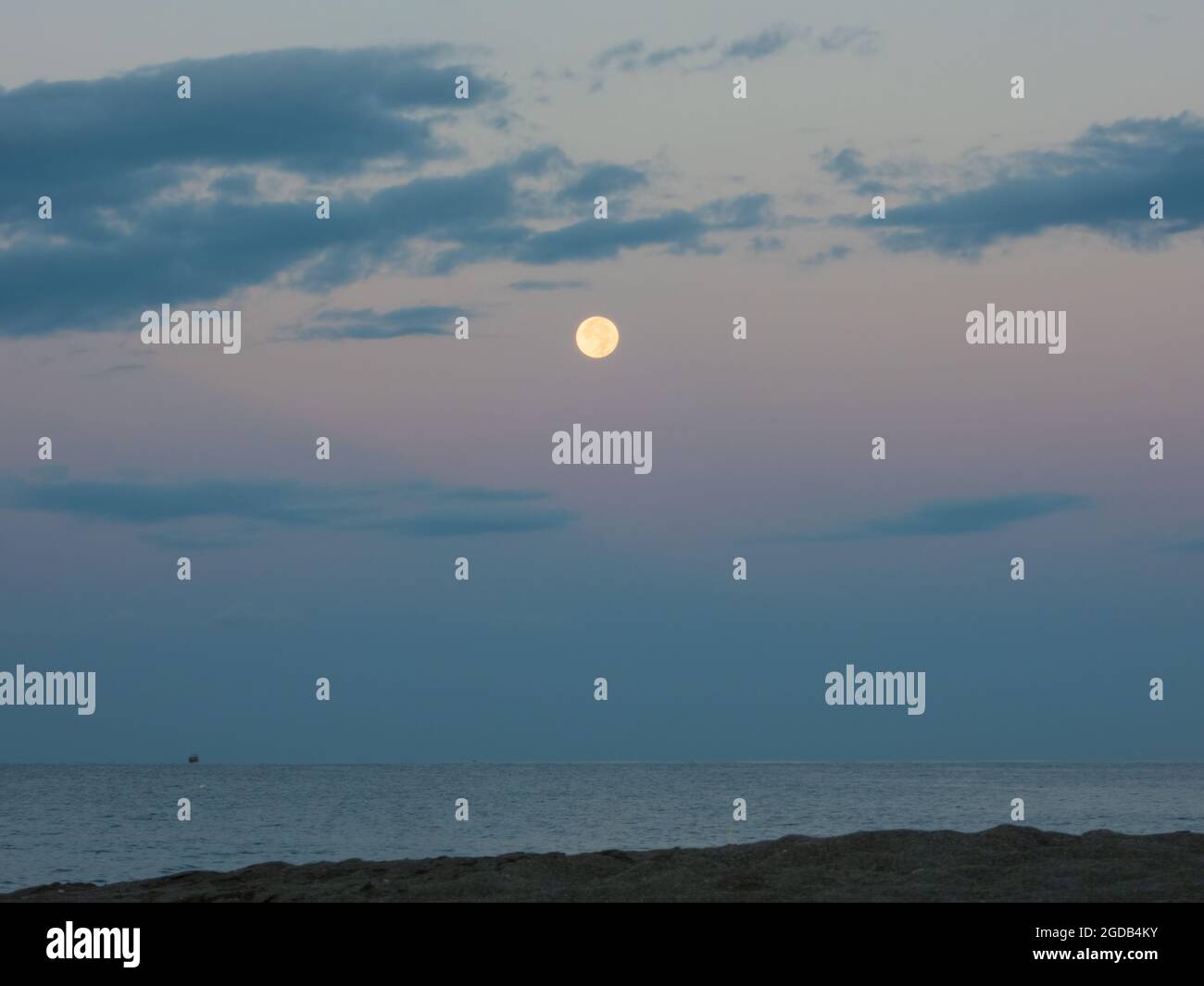 Full moon in the dawn sky. Early morning on the sea Stock Photo - Alamy