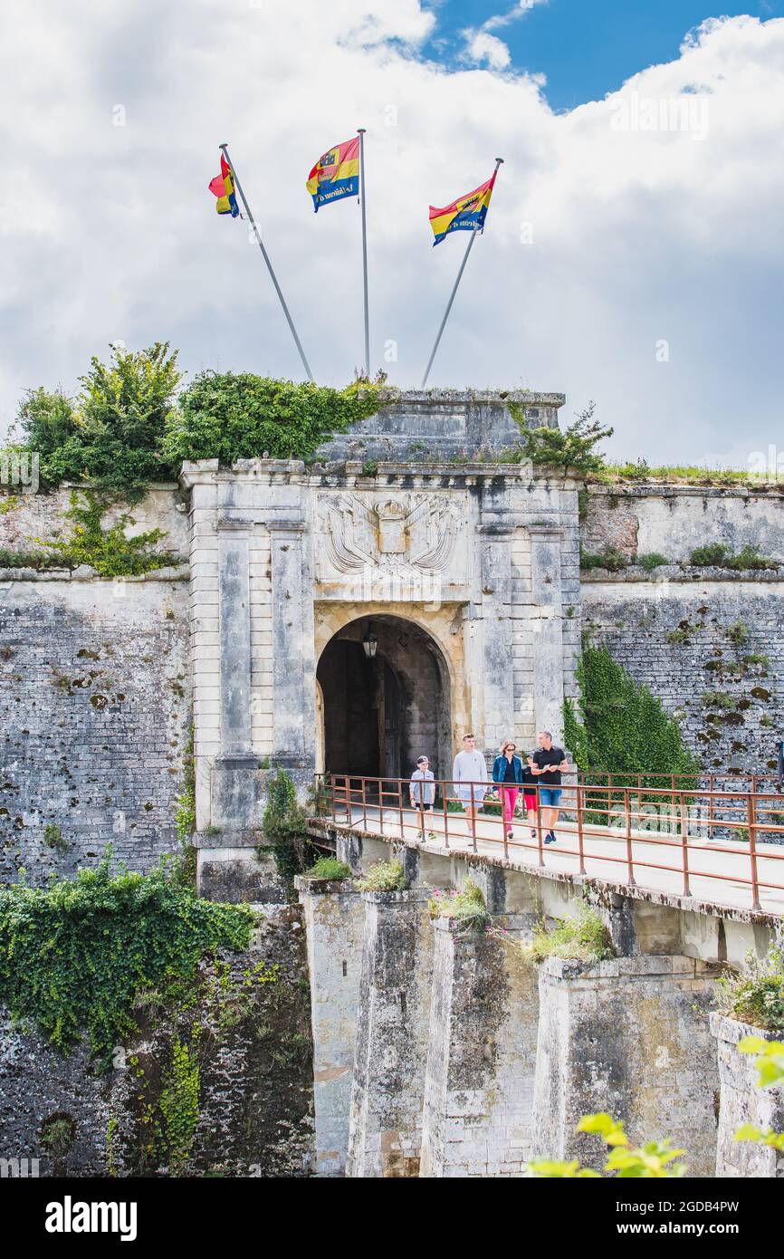 Pont de pertuis hi-res stock photography and images - Alamy