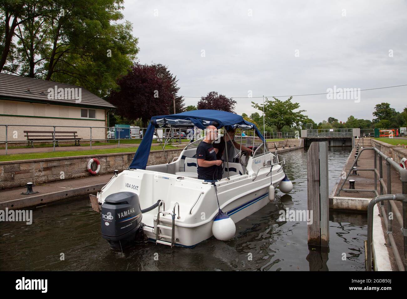 A leisure boat crossing the Shepperton lock on the river Thames Stock ...