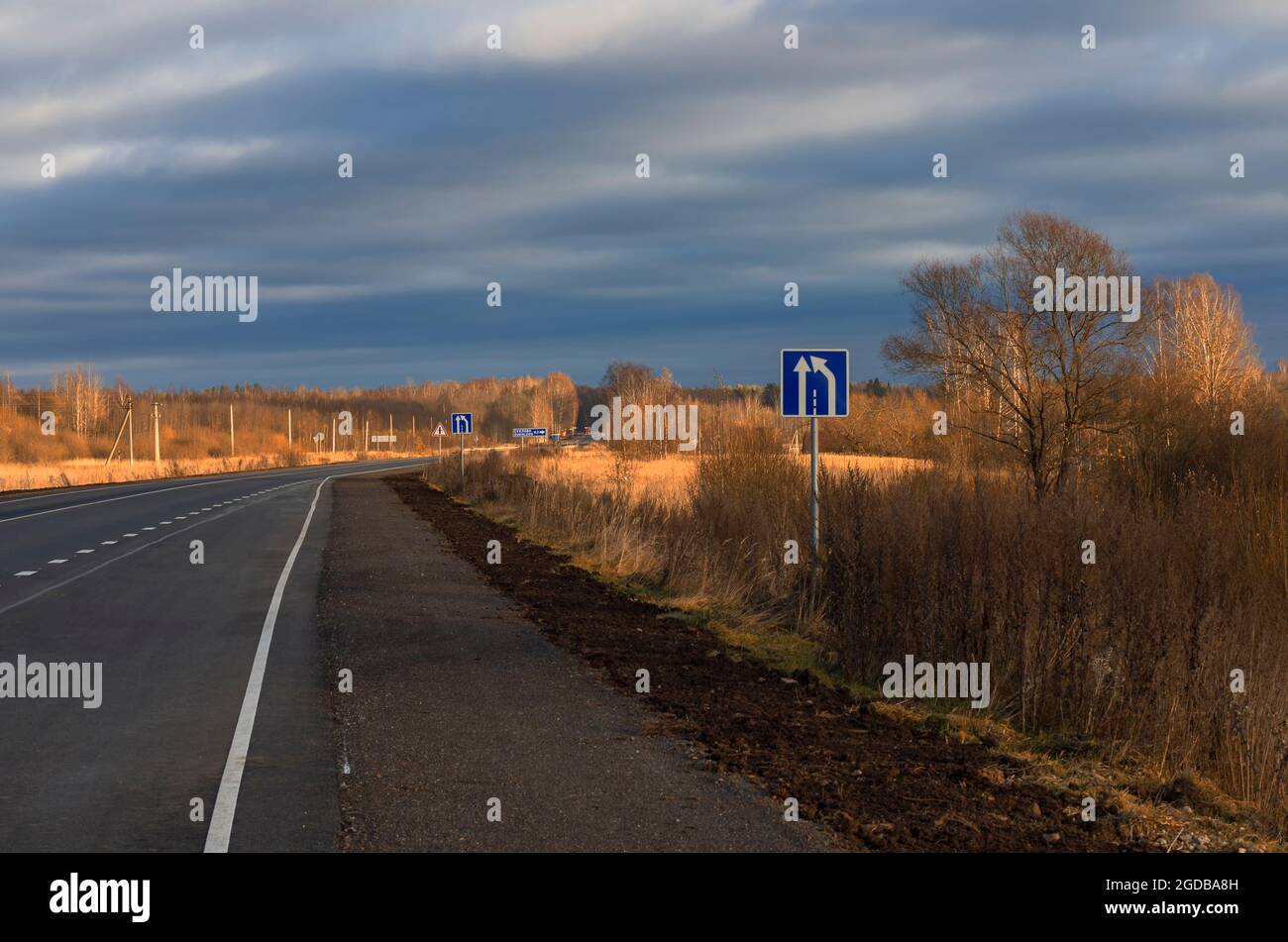 Roadway narrowing hi-res stock photography and images - Alamy