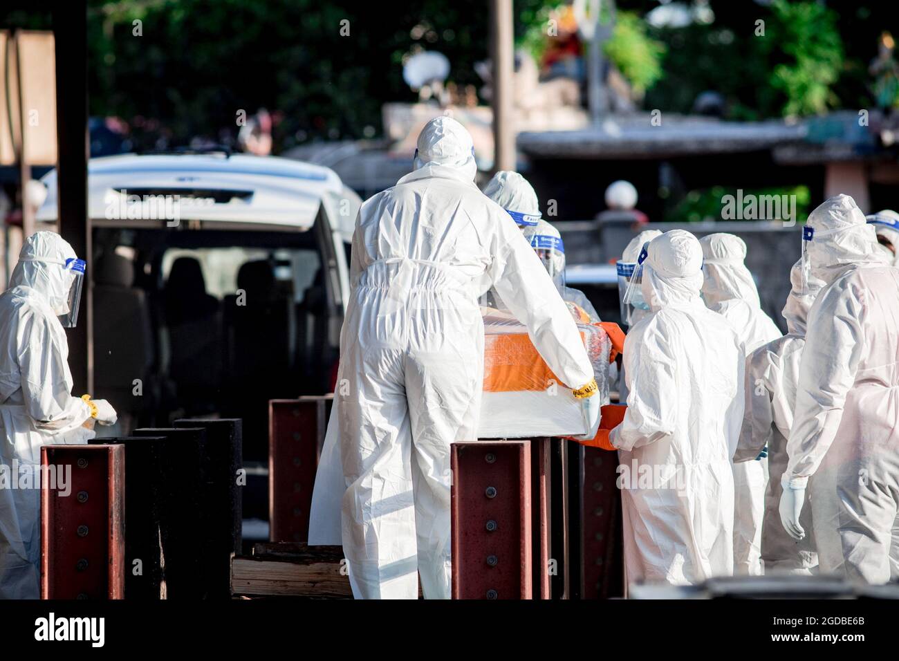 (Editors note image depicts death) Covid-19 mortuary personnel wearing ...