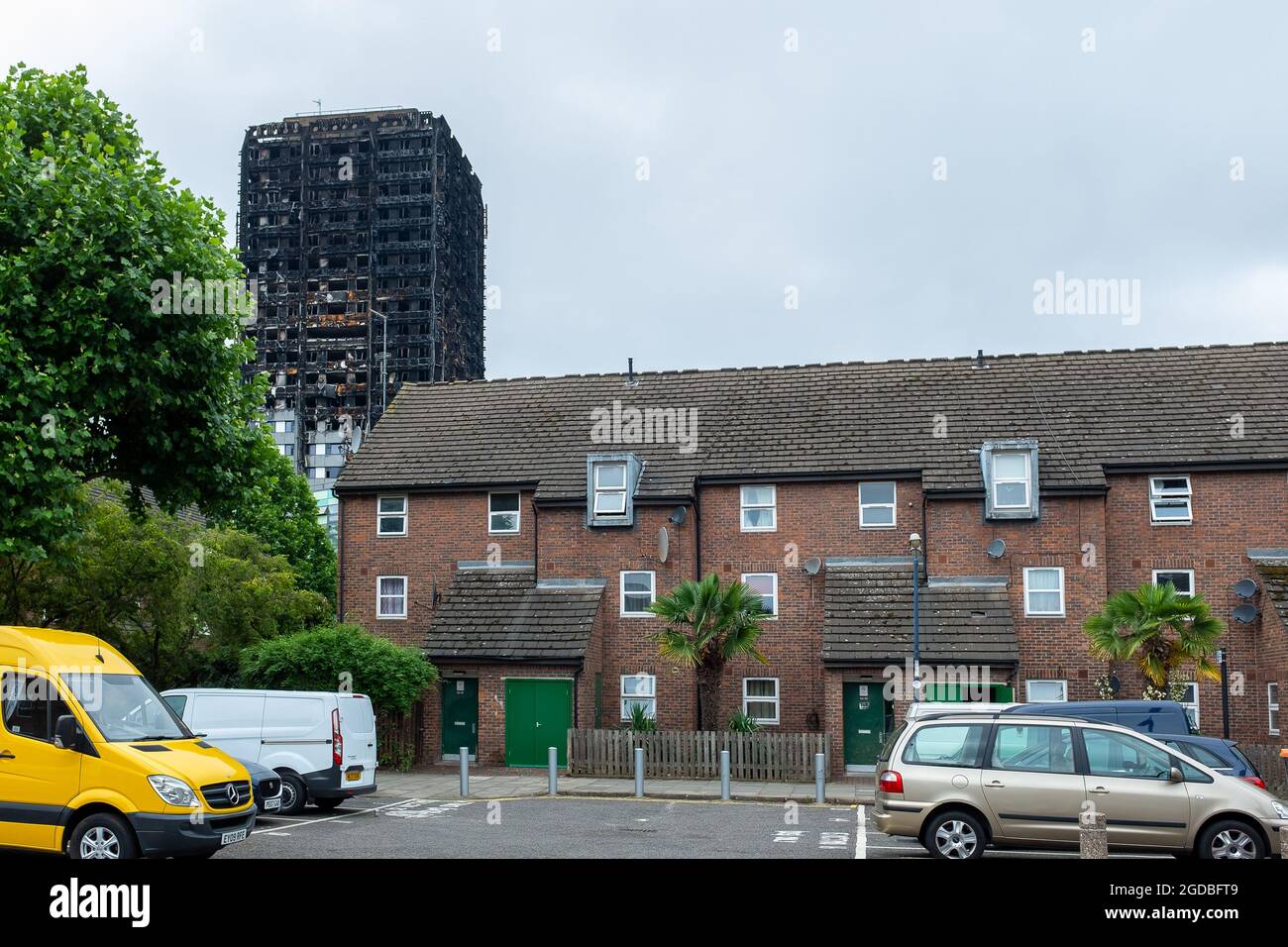 Grenfell tower memorials hi-res stock photography and images - Alamy