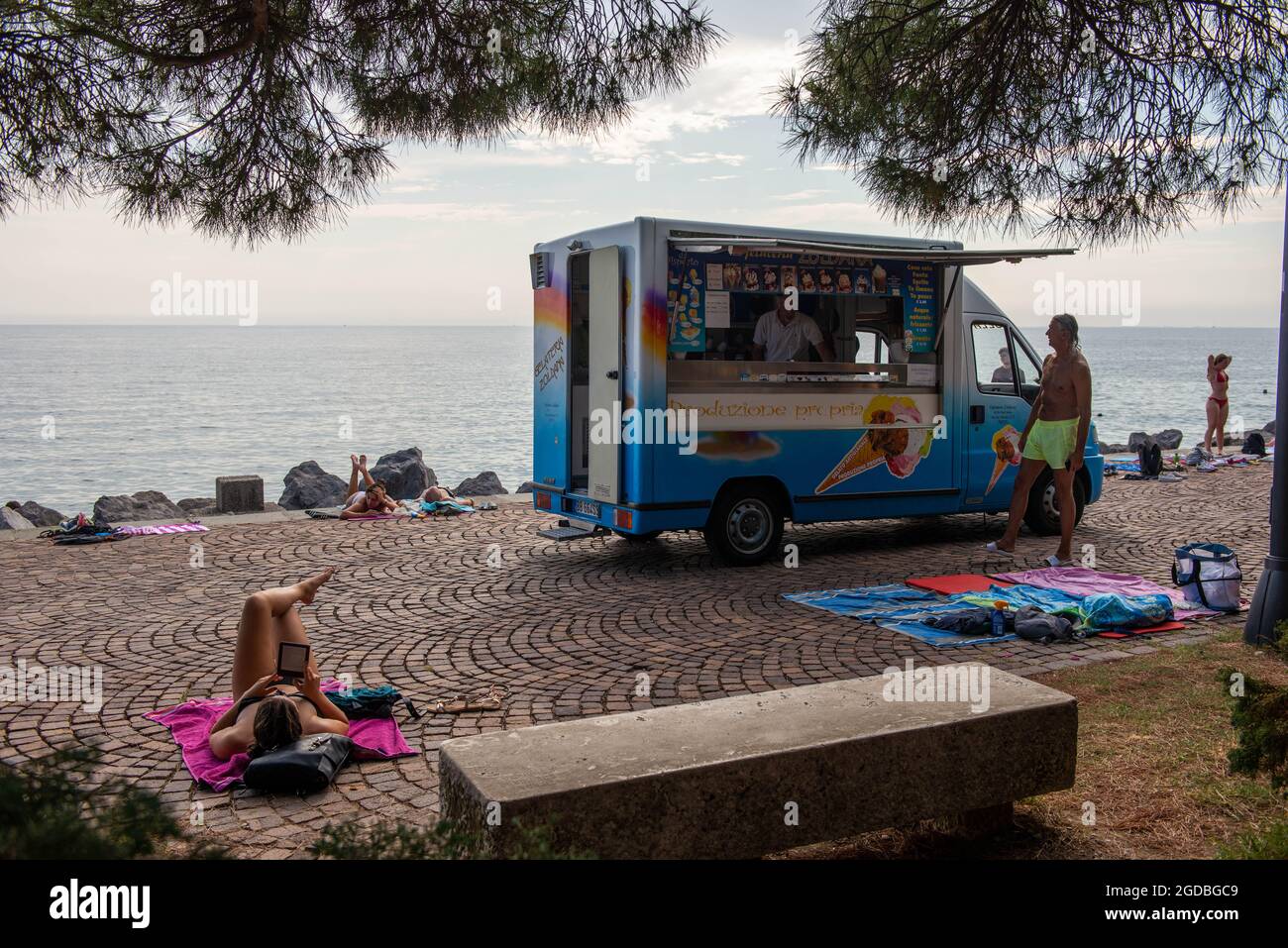 Italy gelato beach hi-res stock photography and images - Alamy