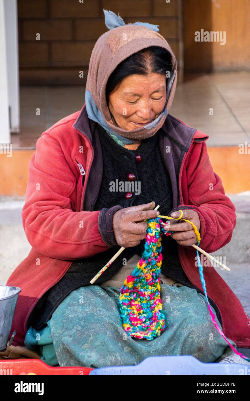 Women knitting hi-res stock photography and images - Alamy