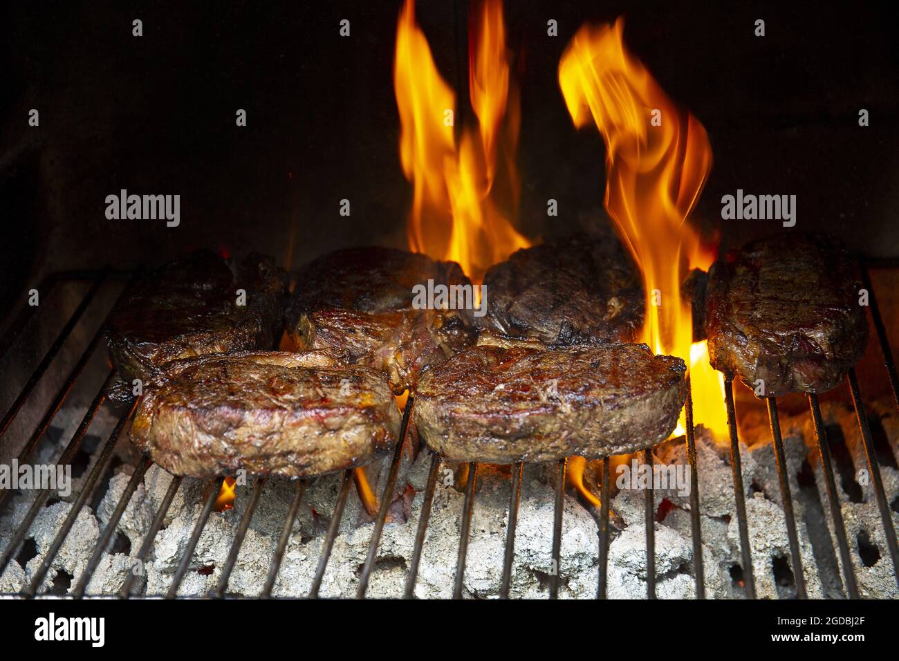 Closeup searing steak on grill hi-res stock photography and images - Alamy