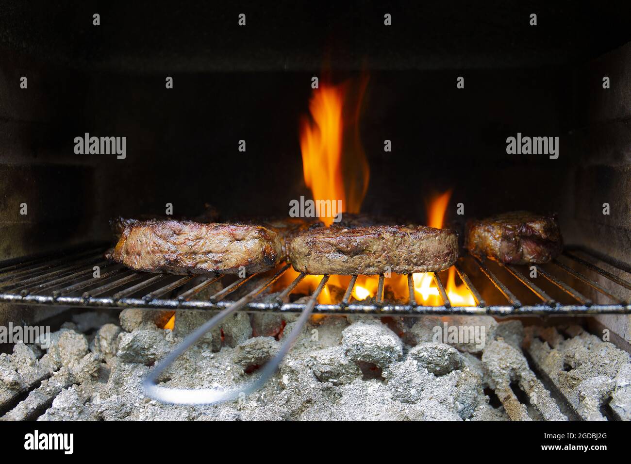 Closeup searing steak on grill hi-res stock photography and images - Alamy