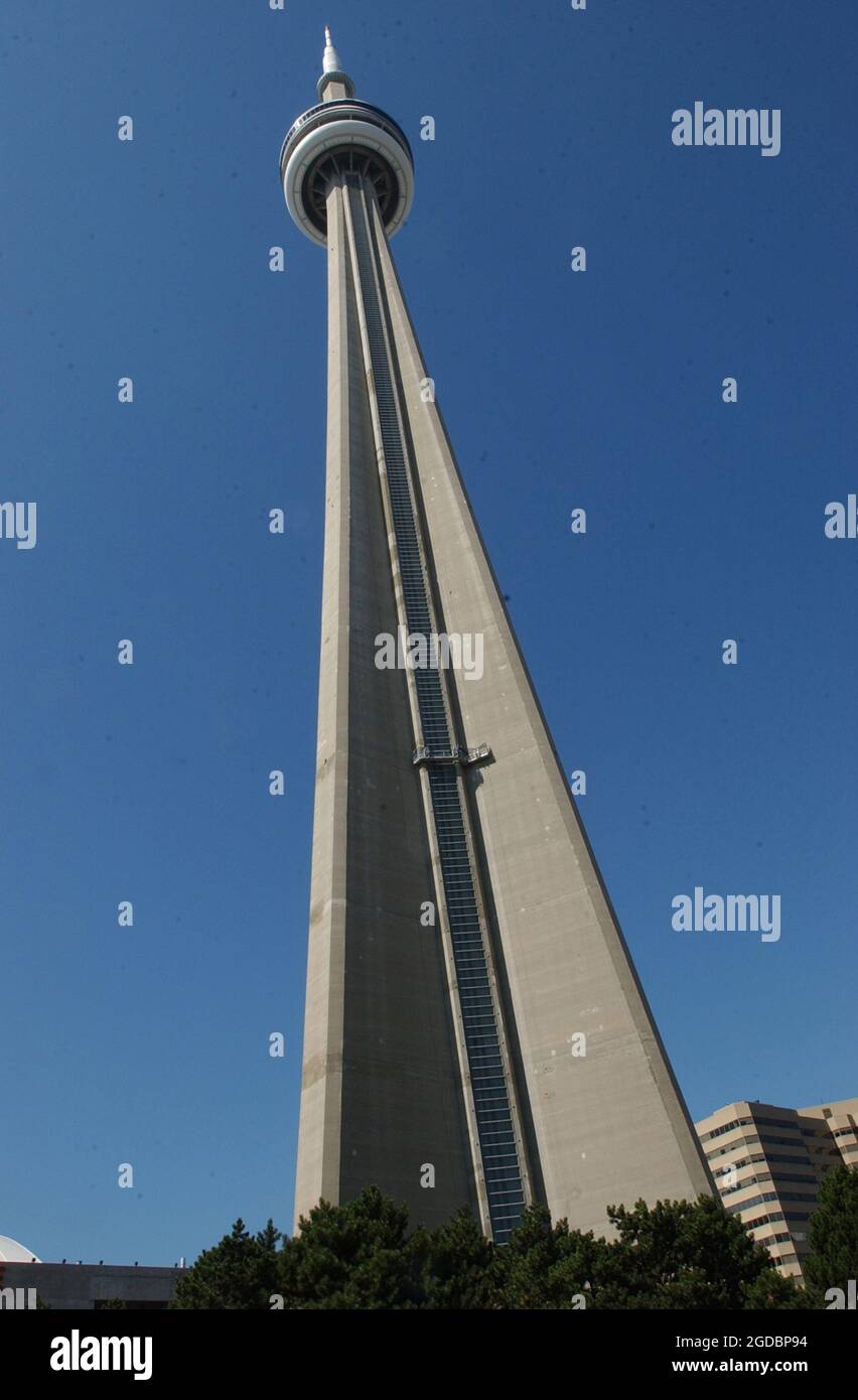 THE CN TOWER, TORONTO SEPTEMBER 2005 PIC MIKE WALKER Stock Photo - Alamy
