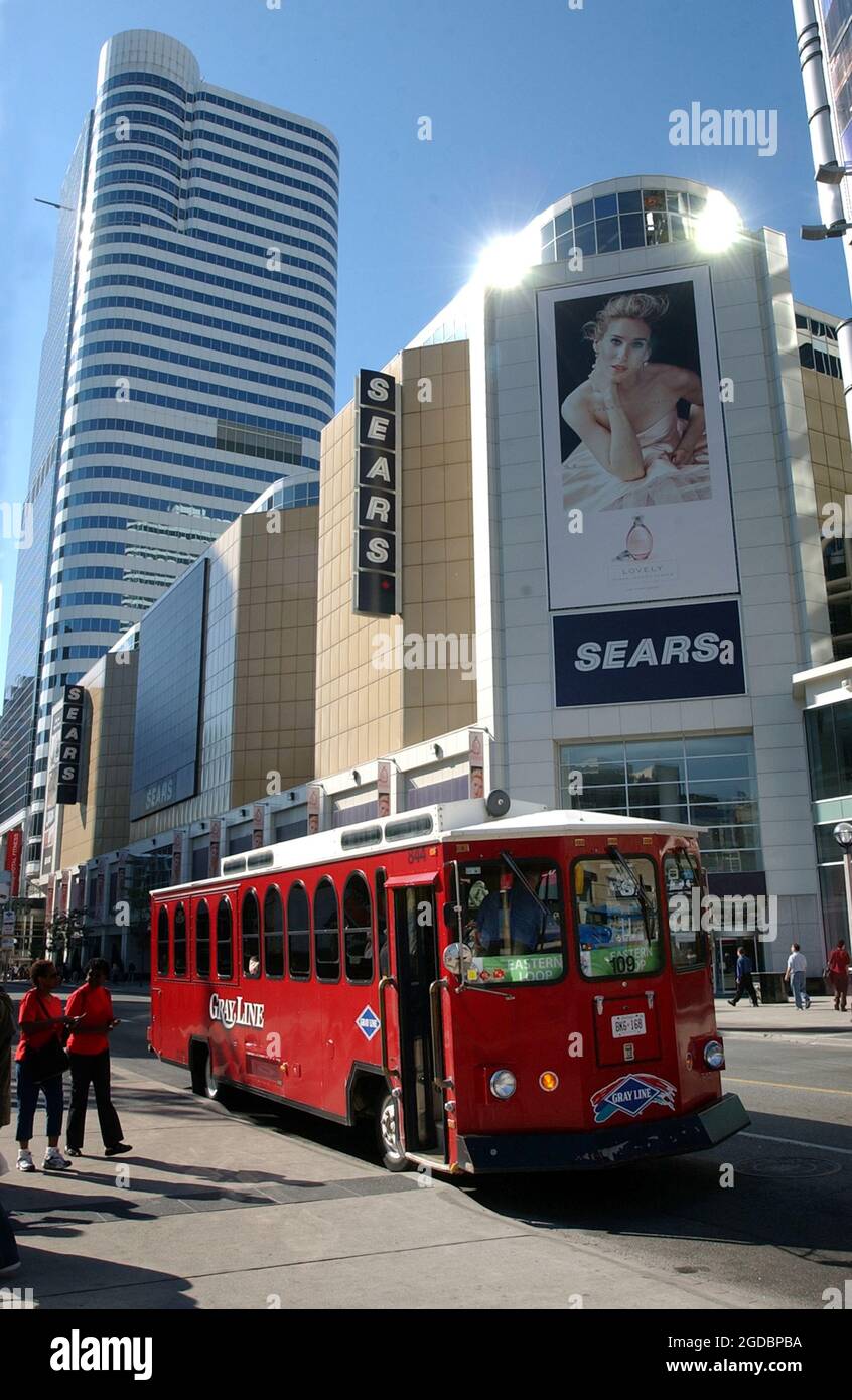 BUS AT YONGE STREET, THE LONGEST STREET IN THE WORLD, TORONTO SEPTEMBER ...