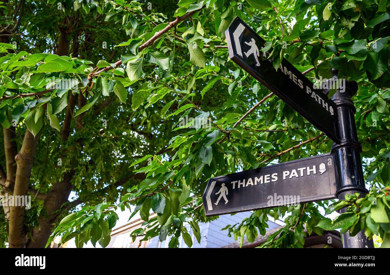 London thames river path footpath sign signpost hi-res stock ...