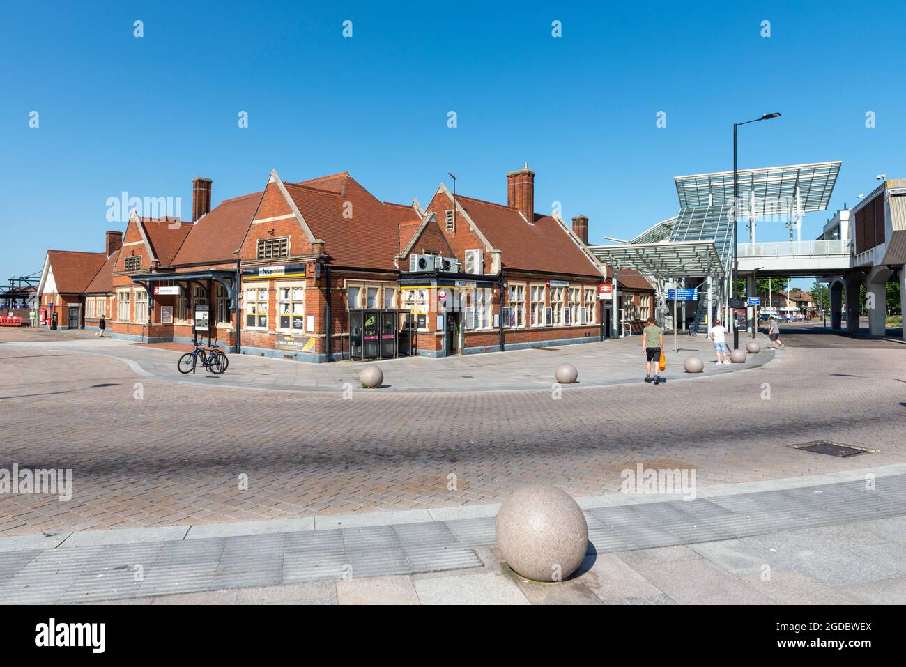 Southend victoria railway station hi-res stock photography and images ...