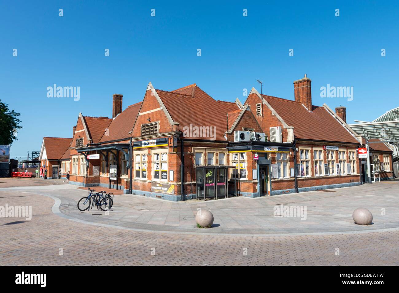 Southend victoria railway station hi-res stock photography and images ...