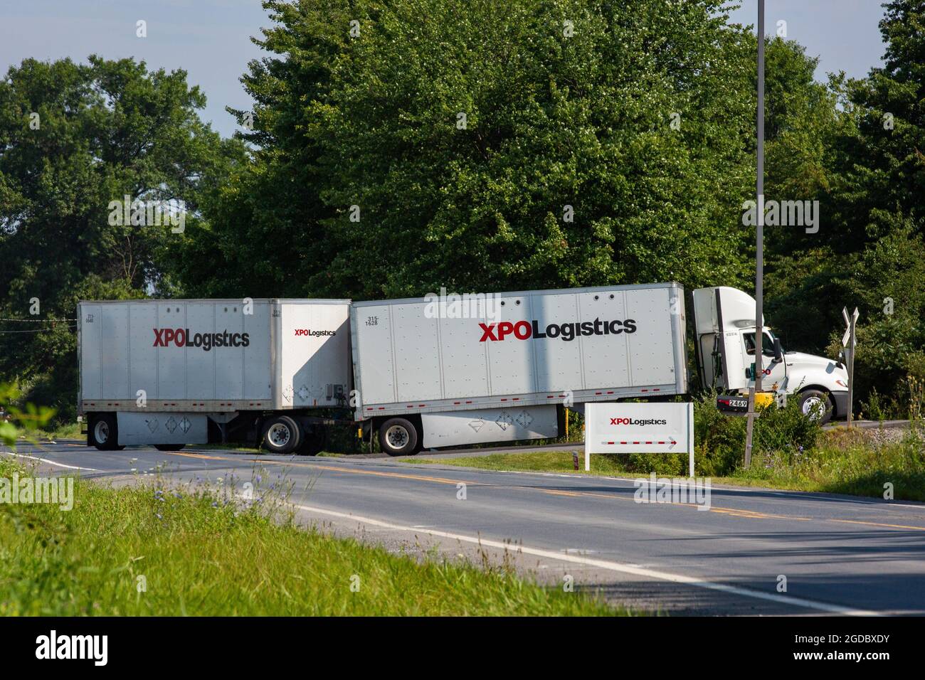 Tandem trailers hi-res stock photography and images - Alamy