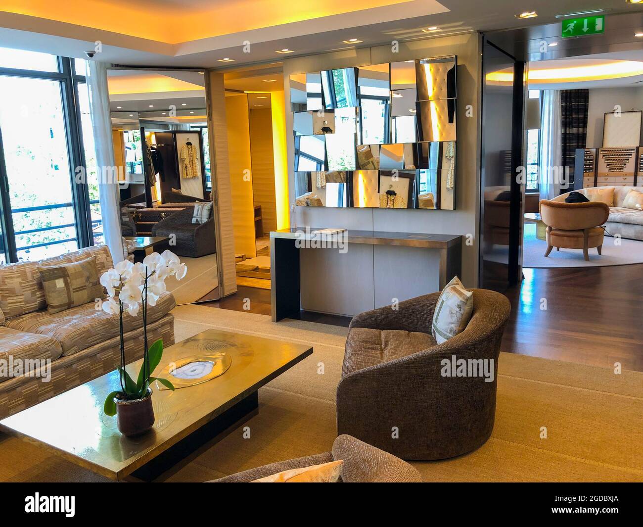 Modernist furniture hi-res stock photography and images - Alamy