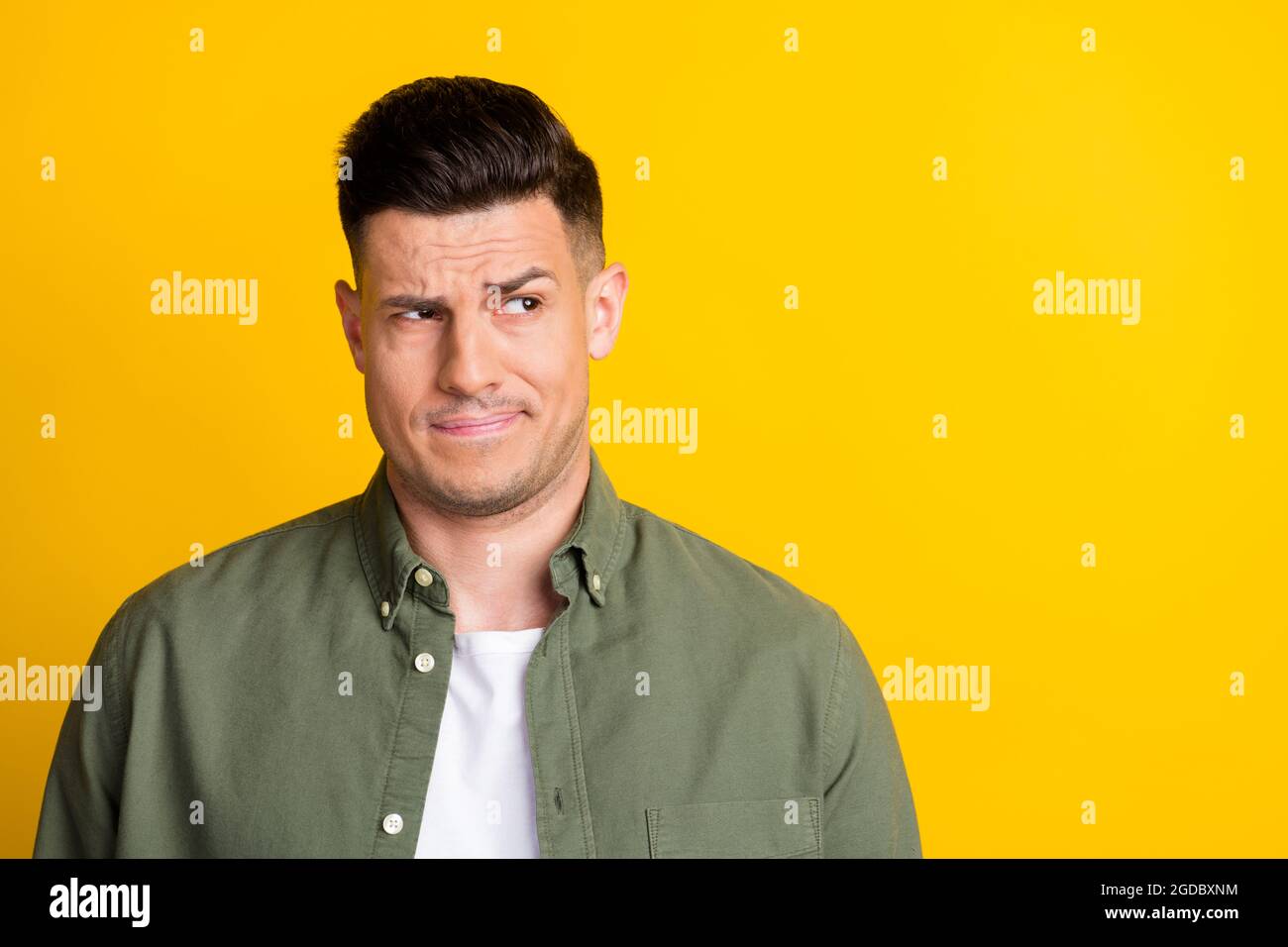 Photo portrait man wearing shirt looking copyspace unsure having doubt ...