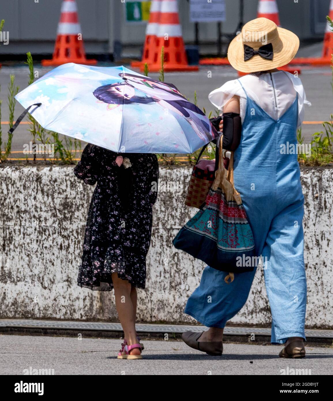 Mother and daughter in the Japanese sunshine Stock Photo - Alamy