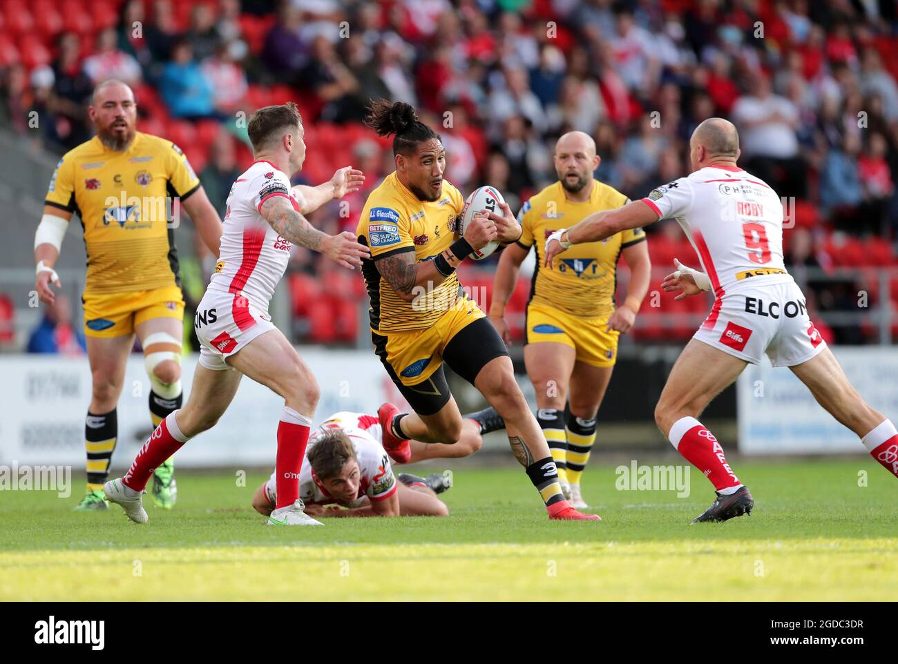 Castleford Tigers' Jesse Sene-Lefao (centre) runs with the ball during ...