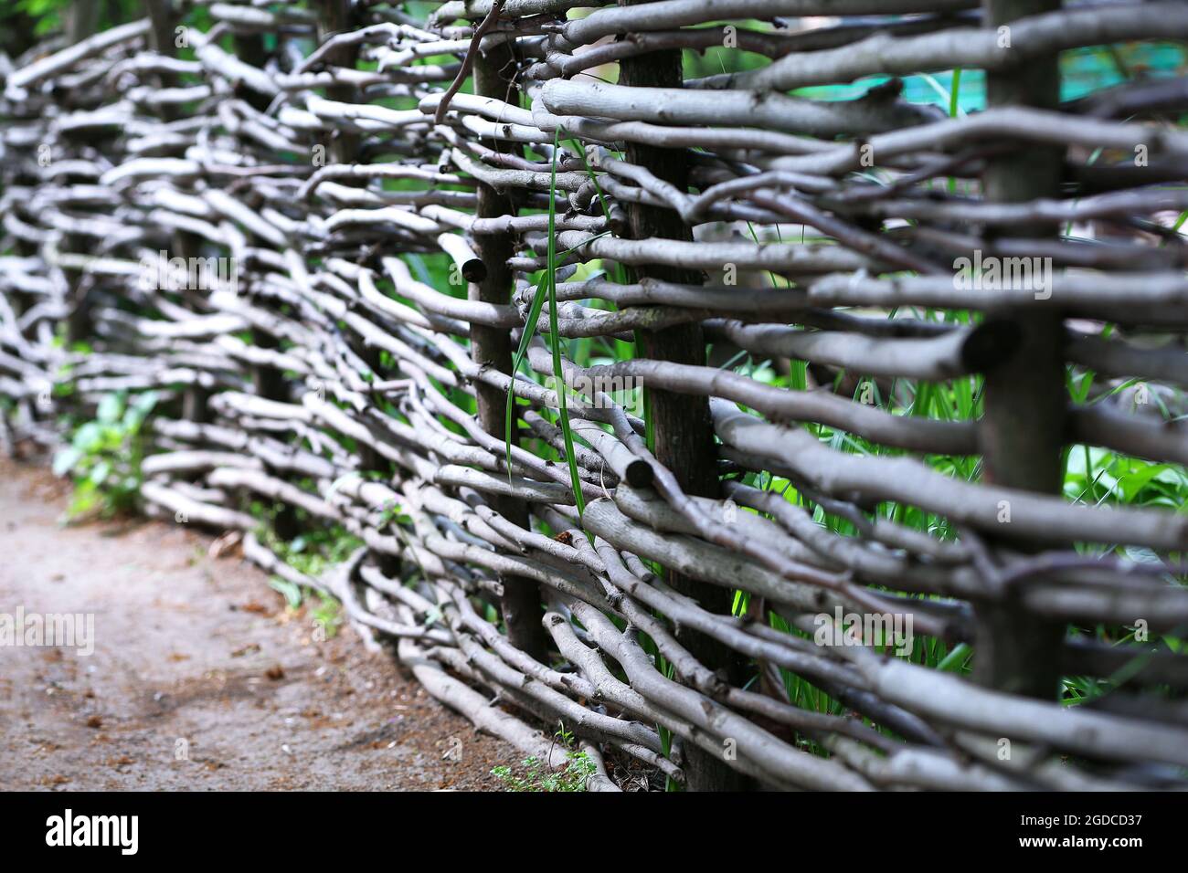 Interwoven wood fence hi-res stock photography and images - Alamy