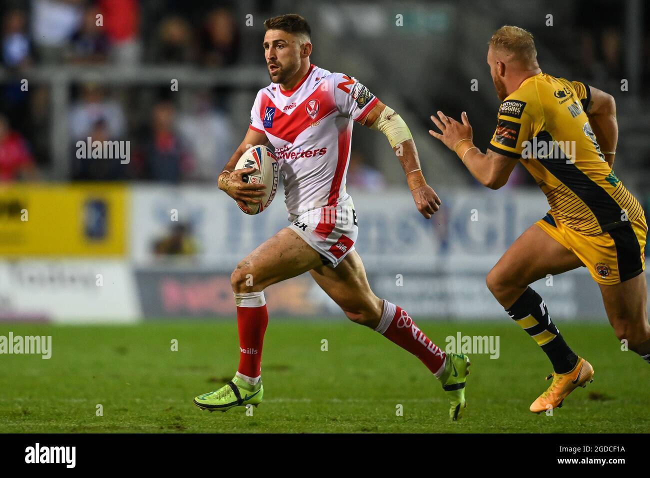Tommy Makinson (2) of St Helens in action Stock Photo - Alamy