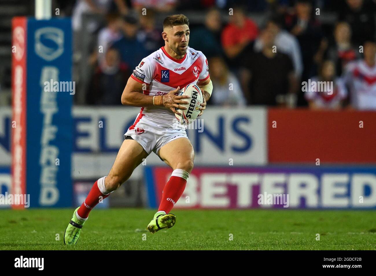 Tommy Makinson (2) of St Helens makes a break Stock Photo - Alamy