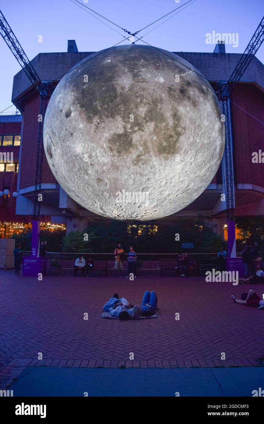 People viewing moon stars hi-res stock photography and images - Alamy