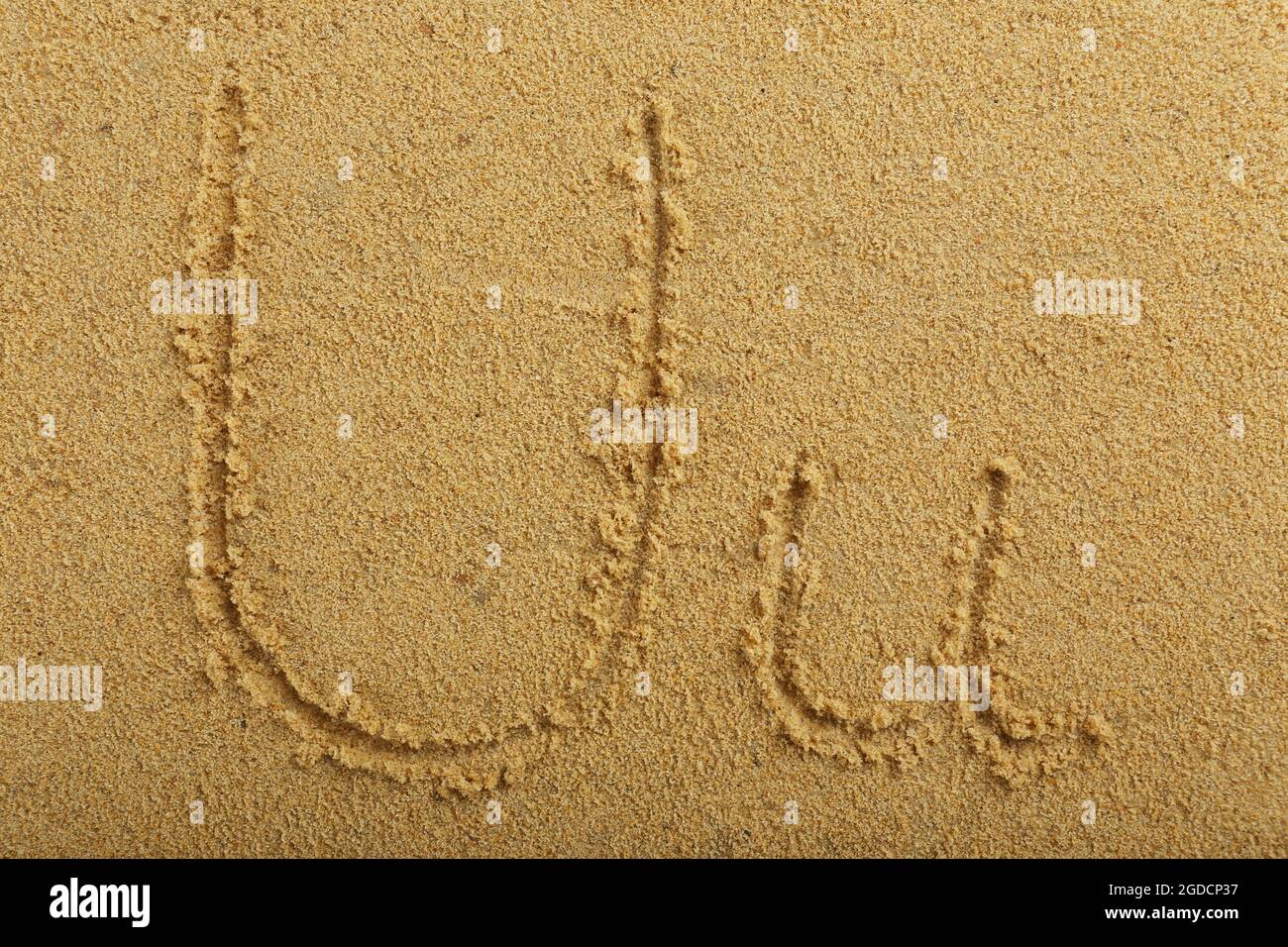 Alphabet letter written on wet beach sand Stock Photo - Alamy