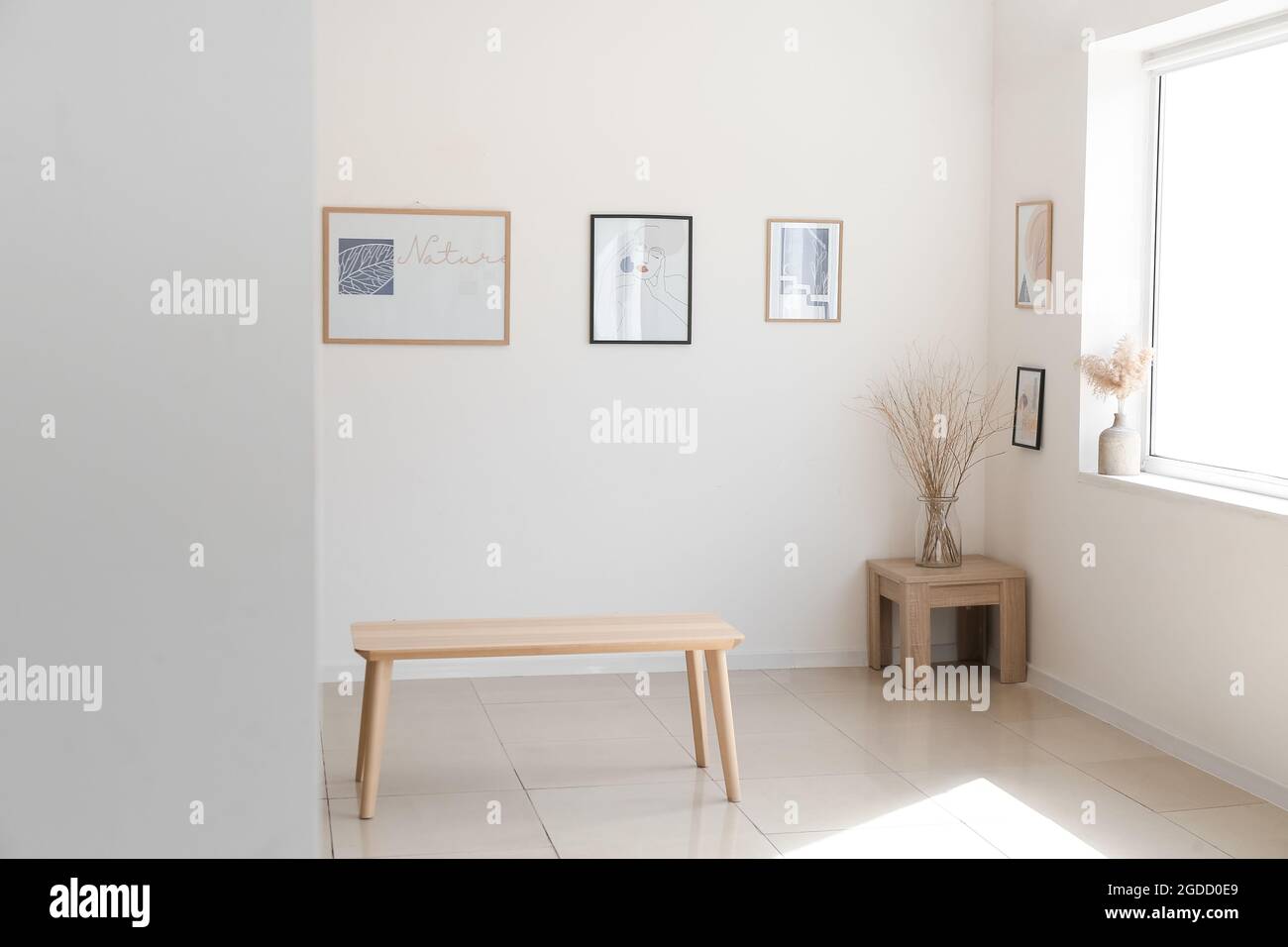 Interior of modern art gallery Stock Photo - Alamy