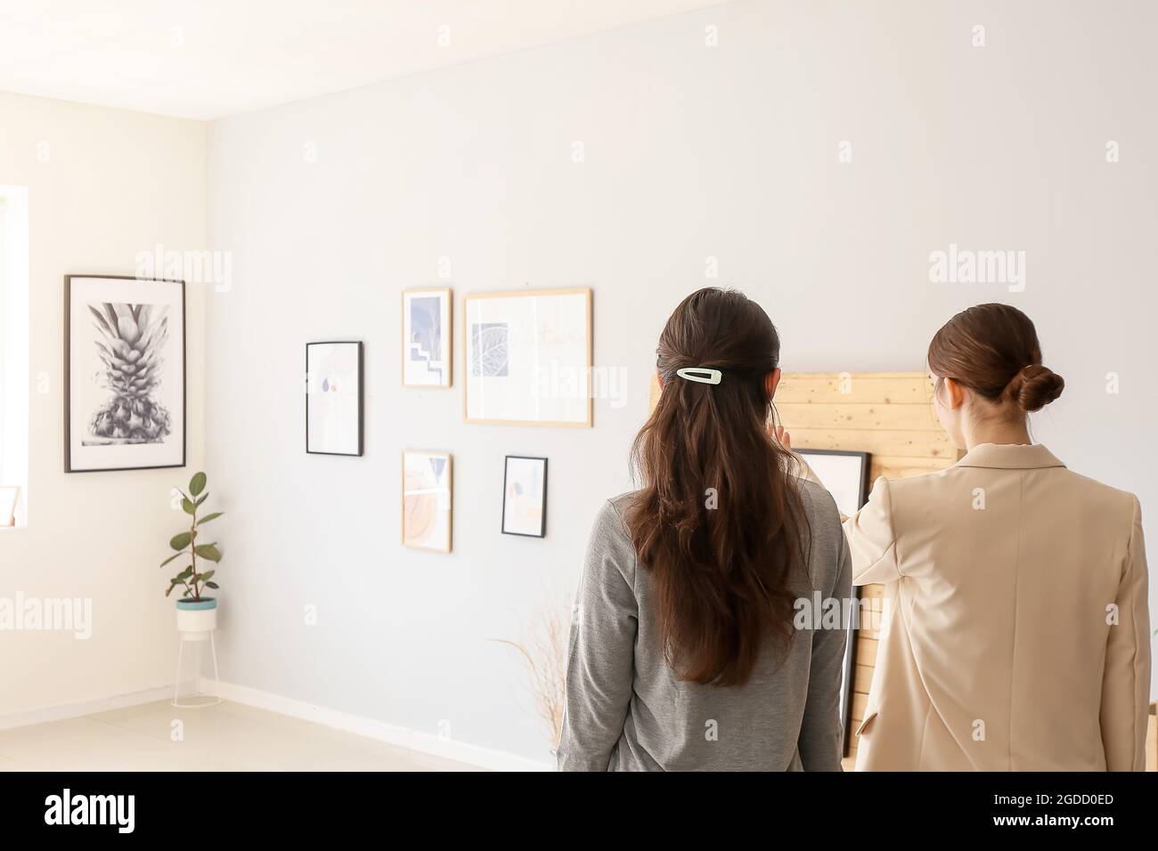 Women at exhibition in modern art gallery Stock Photo - Alamy